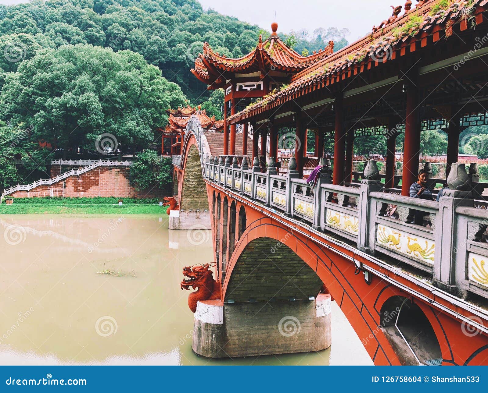 Puente de Leshan Haoshang imagen de archivo editorial. Imagen de ...