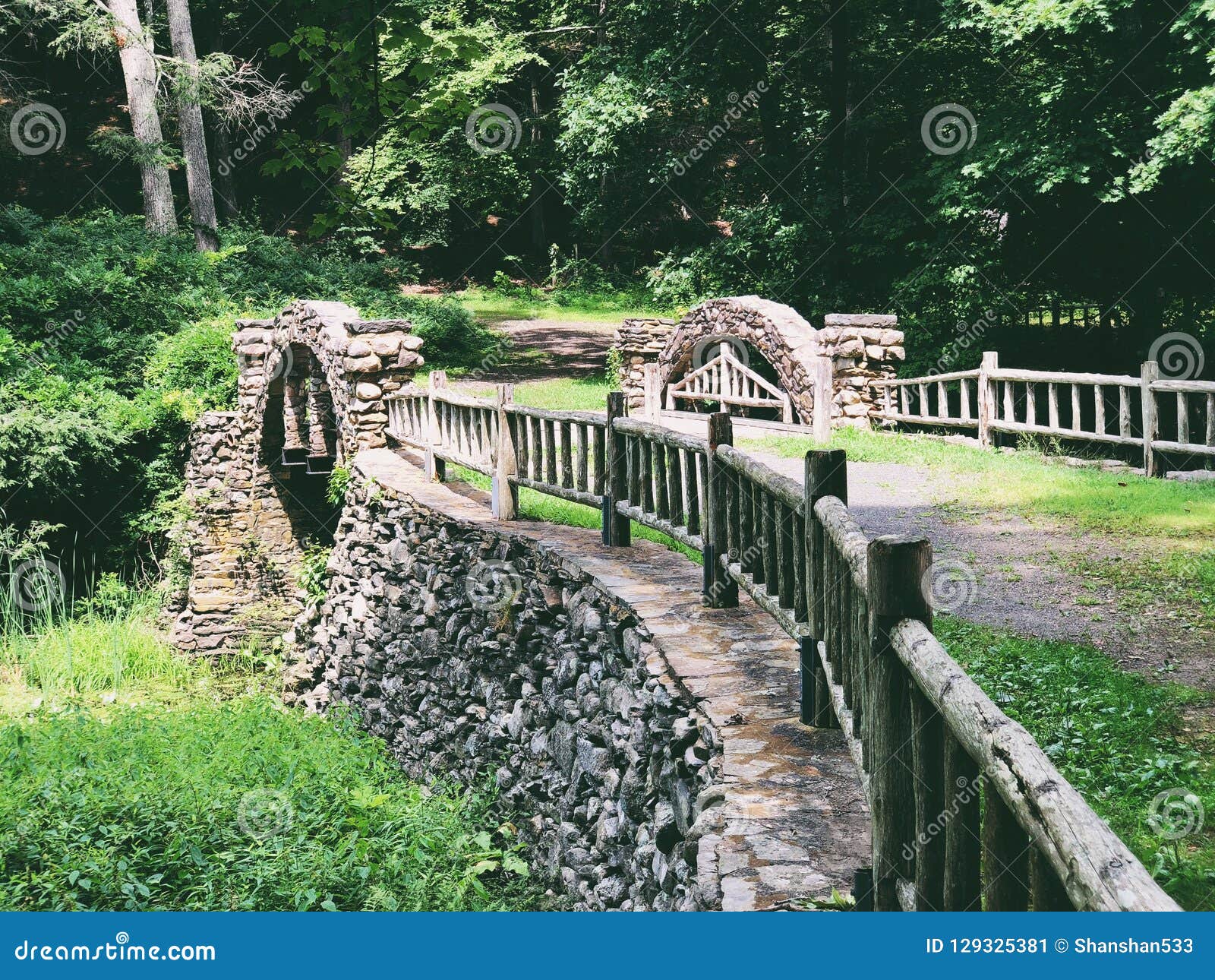 Puente De Piedra De Gillette Castle State Park Imagen de archivo ...