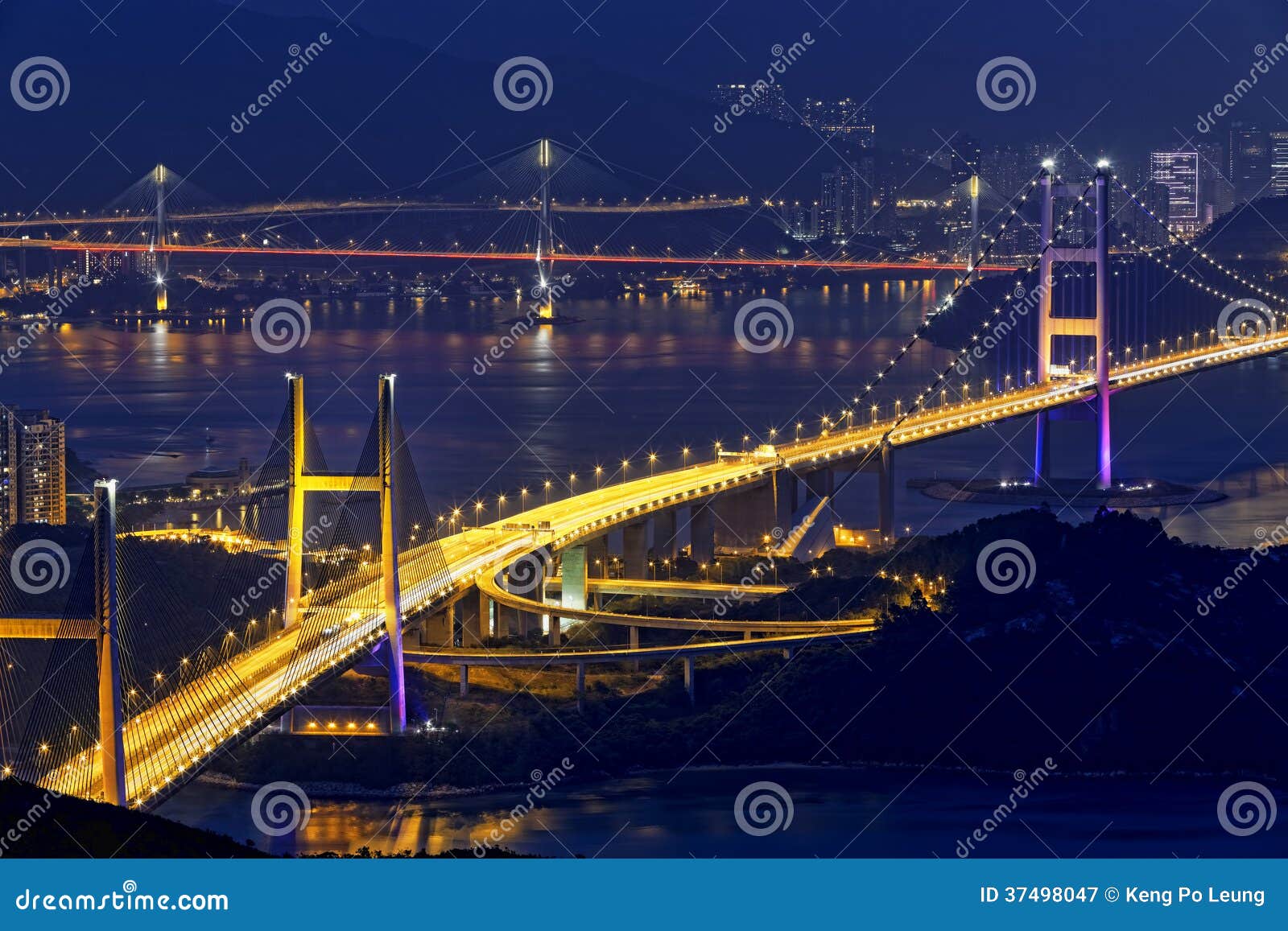 Puente De Tsing MA En La Noche Imagen de archivo - Imagen de escena ...