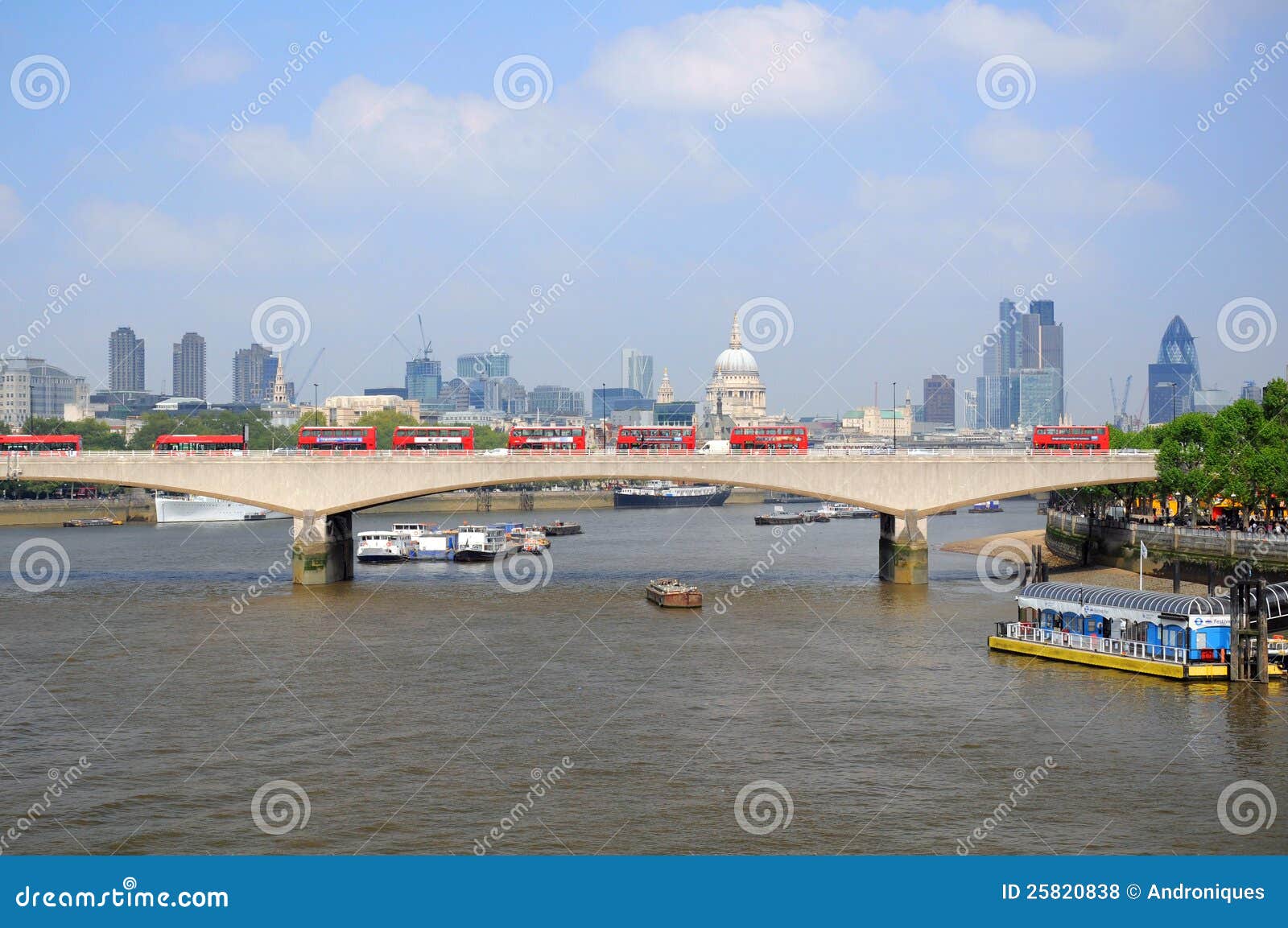 Puente De Waterloo Y Ciudad De Londres Foto de archivo - Imagen de azul ...