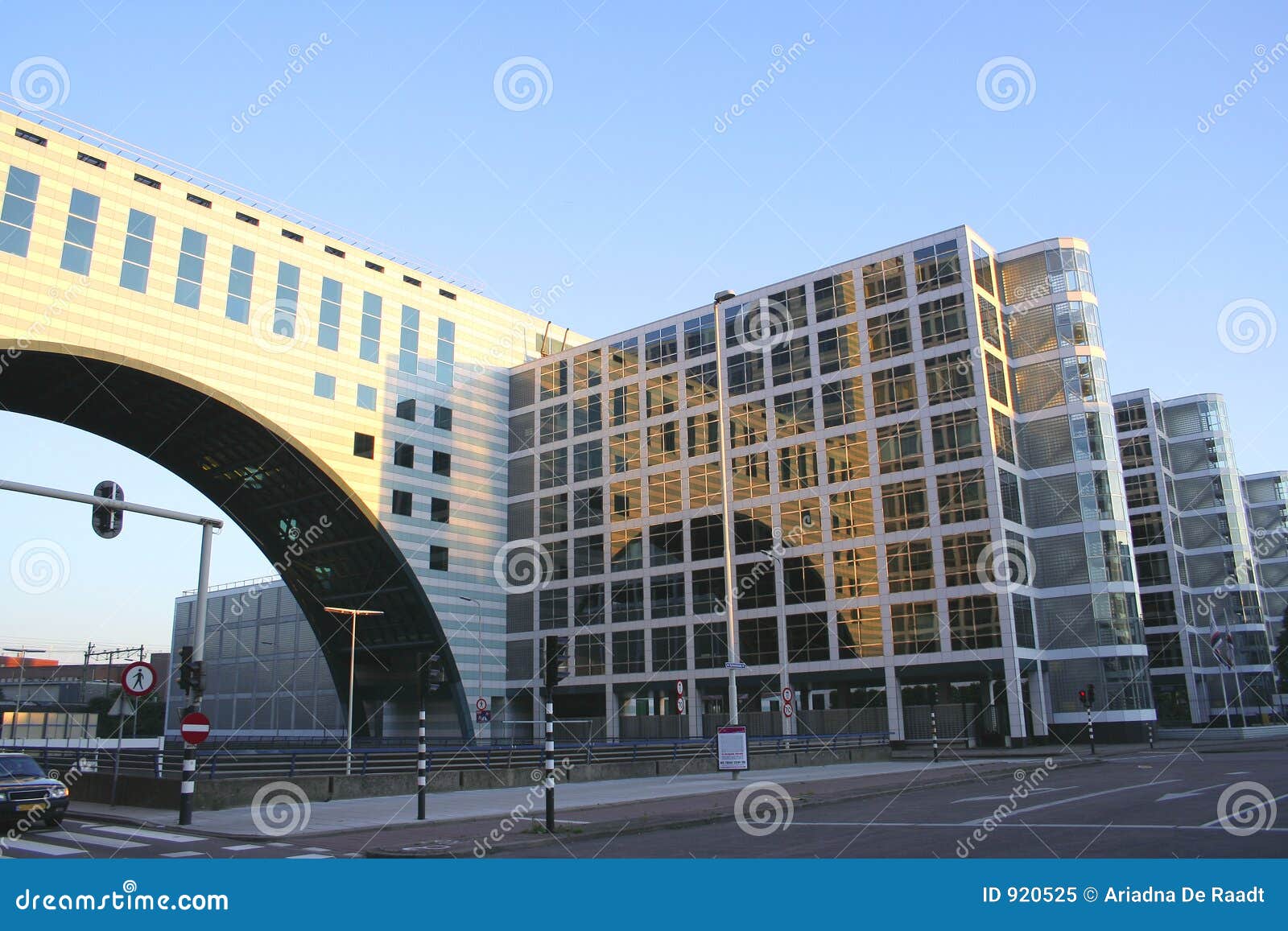 Puente del edificio imagen de archivo. Imagen de puente - 920525