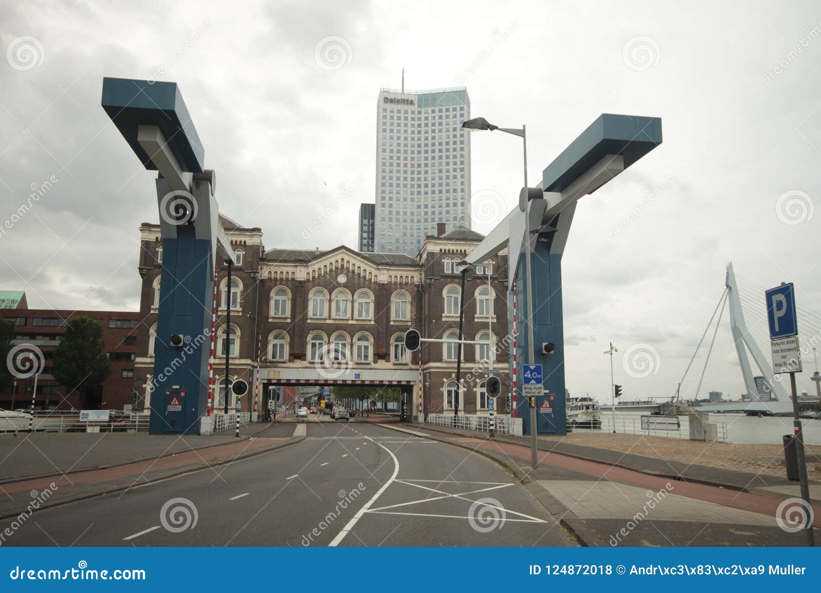 Puente En El Edificio De Poort En Rotterdam Para El Entrepothaven Foto ...
