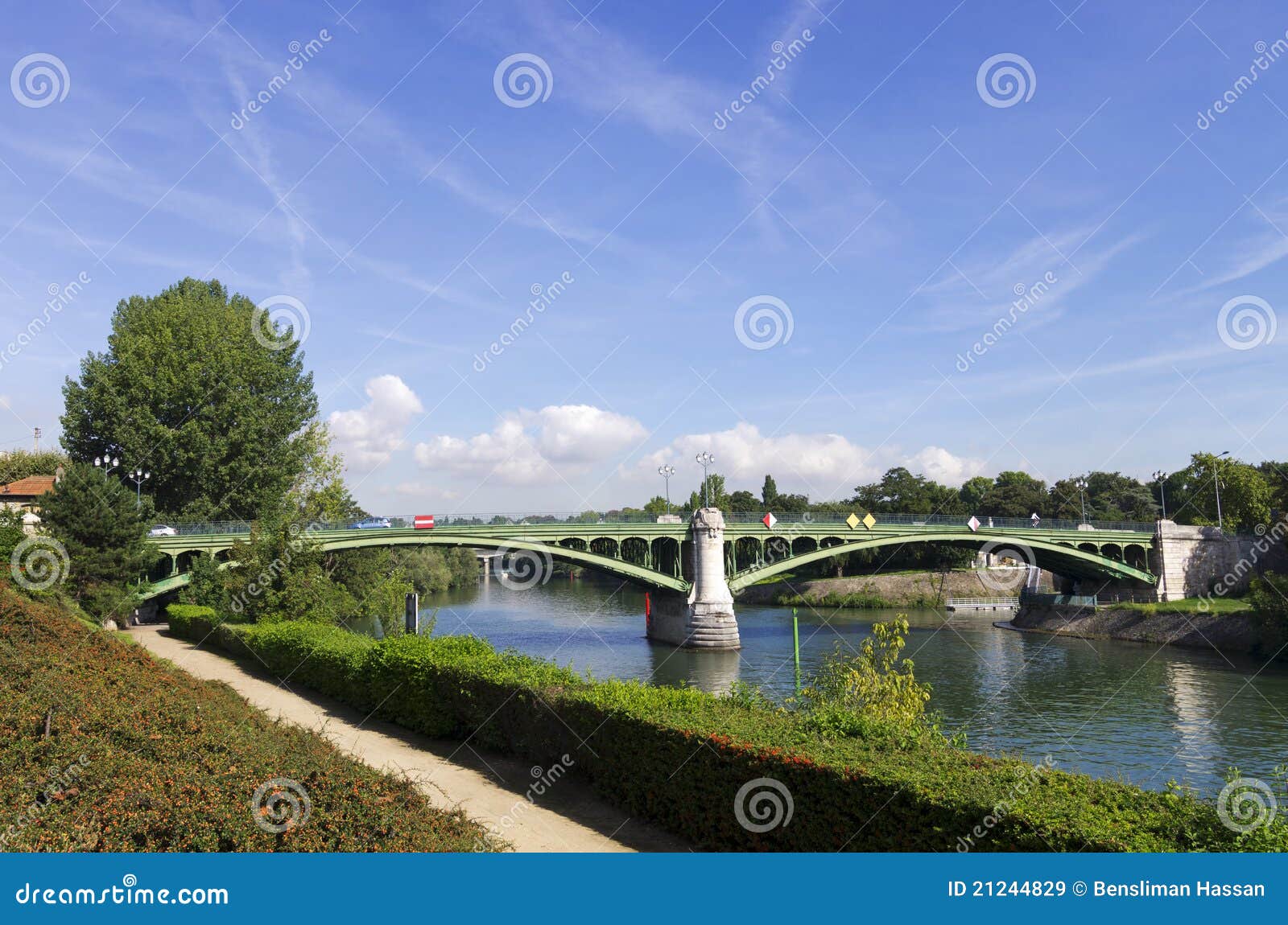 Puente en el río de Marne imagen de archivo. Imagen de recorrido - 21244829