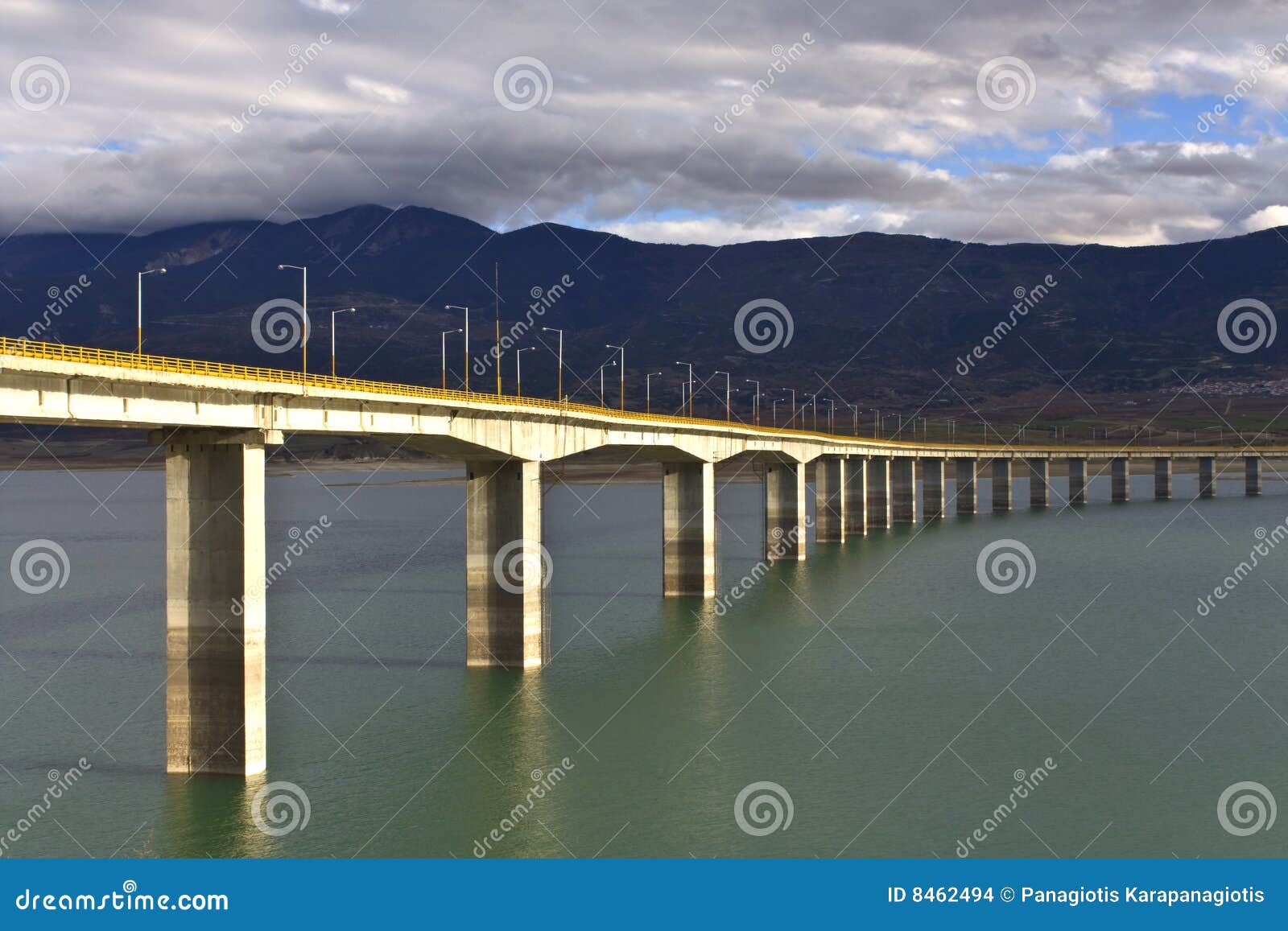 Puente en Grecia central foto de archivo. Imagen de escénico - 8462494