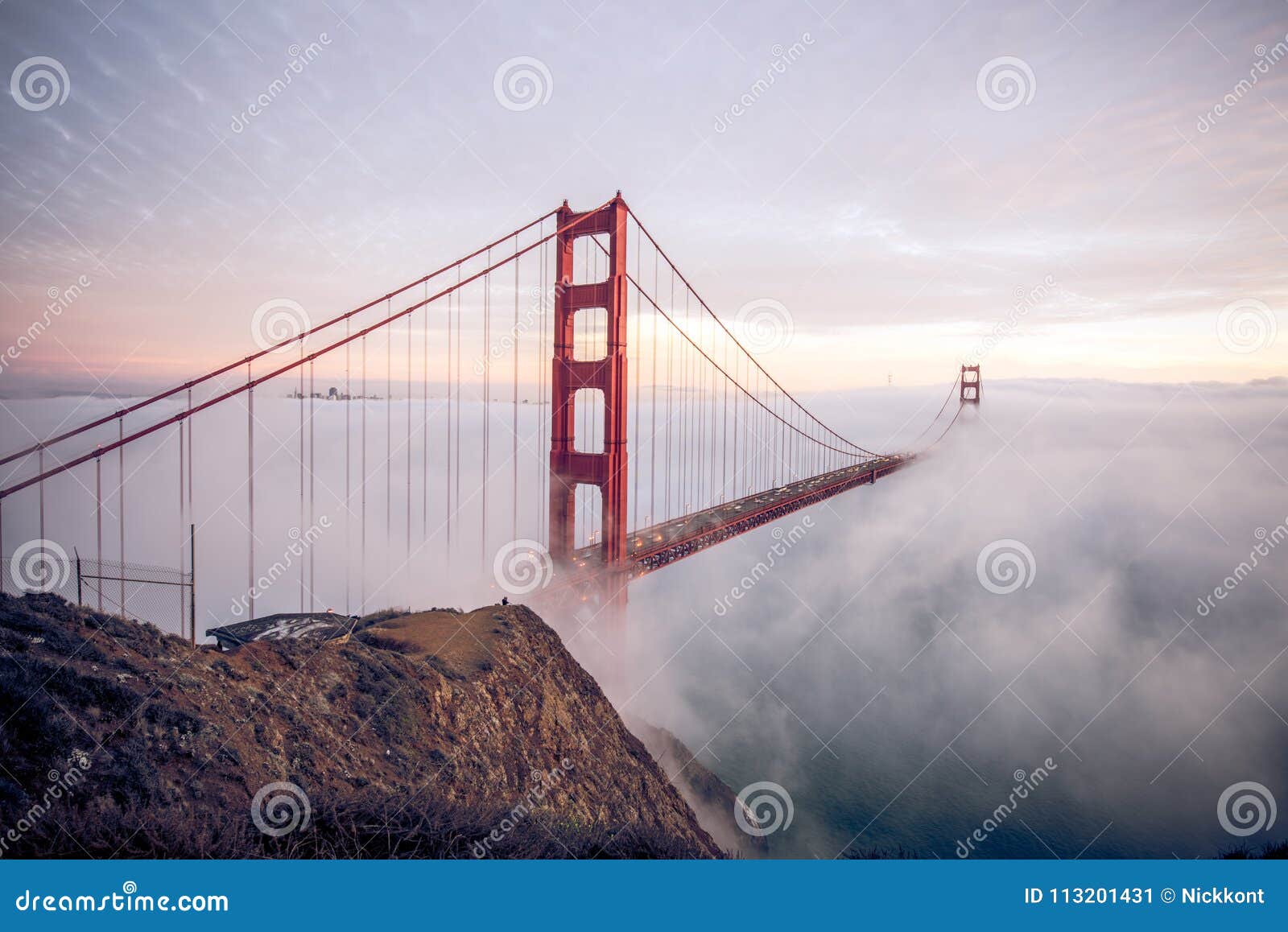 Puente Golden Gate Engullido En Niebla Imagen de archivo - Imagen de ...