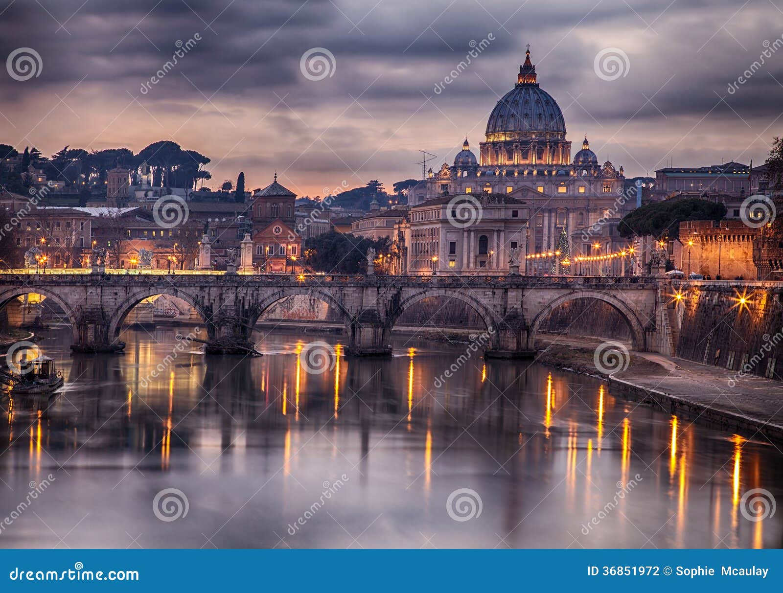 Puente Iluminado En Roma Italia Foto de archivo - Imagen de roma ...