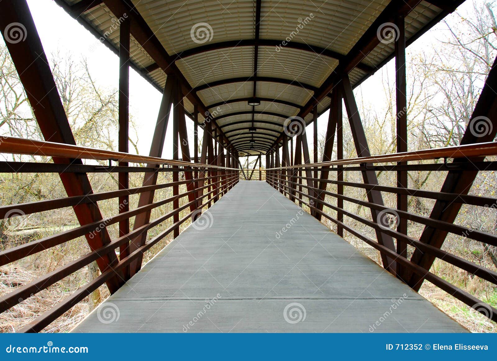 Puente peatonal foto de archivo. Imagen de exterior, cubierta - 712352