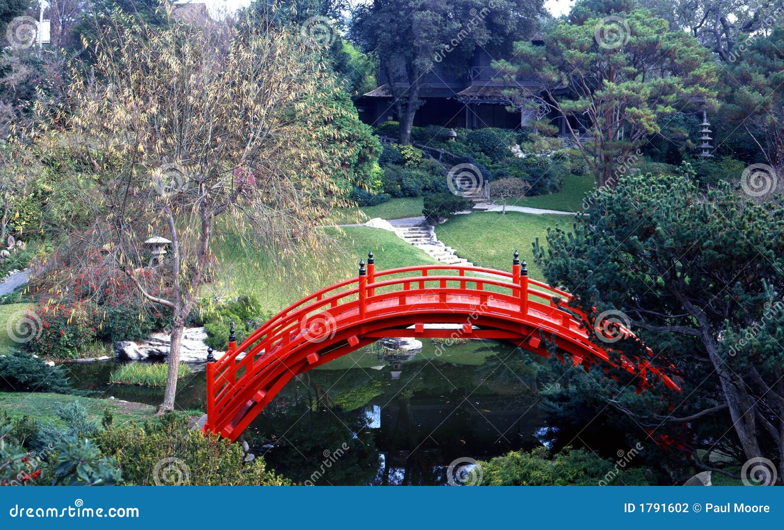 Puente rojo foto de archivo. Imagen de camino, apacible - 1791602