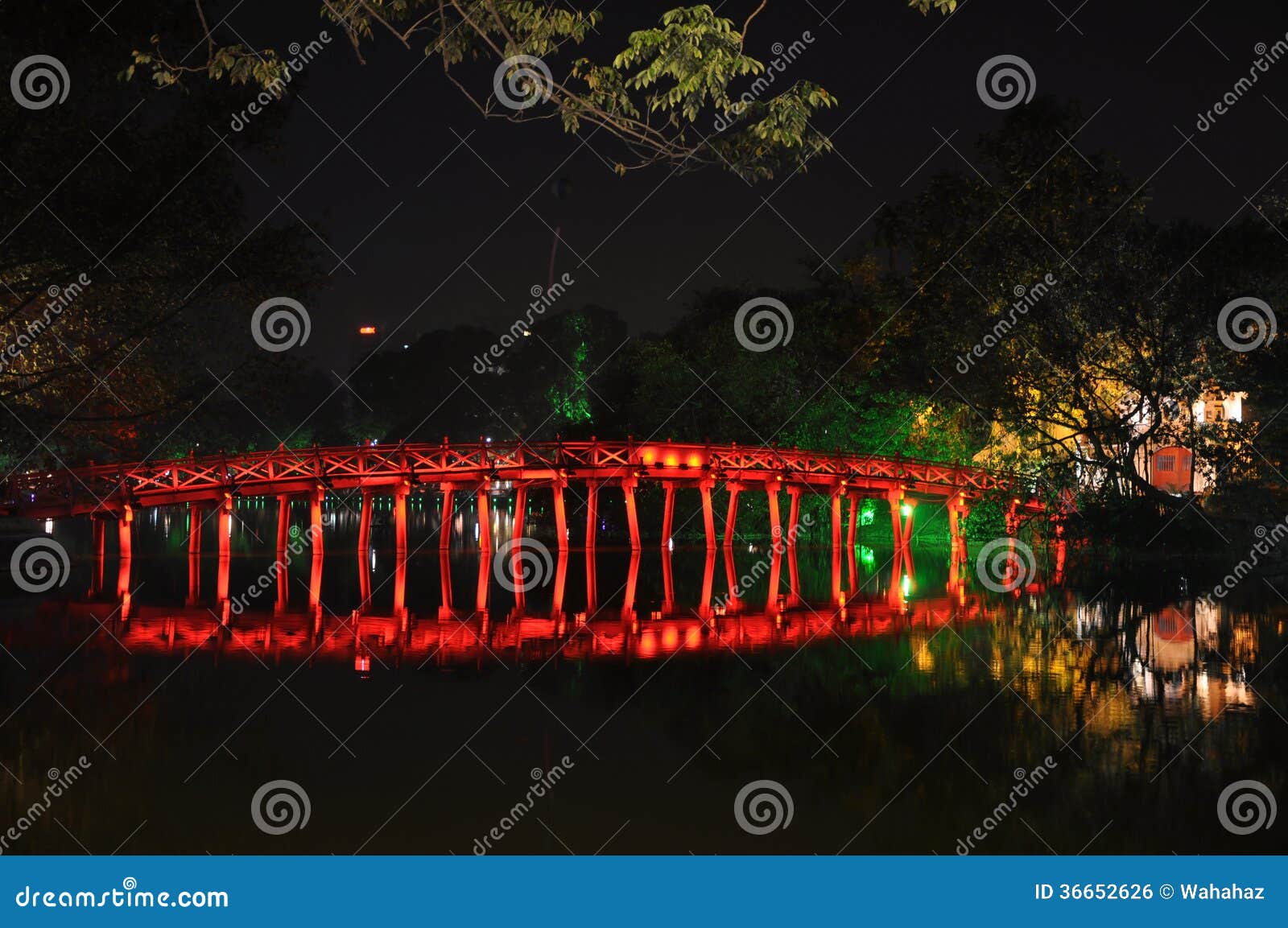Puente rojo foto de archivo. Imagen de sunset, acometidas - 36652626