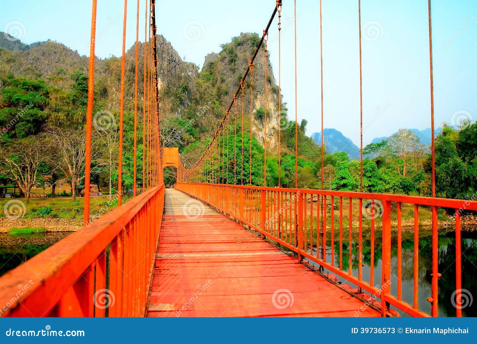 Puente rojo imagen de archivo. Imagen de paisaje, turista - 39736573