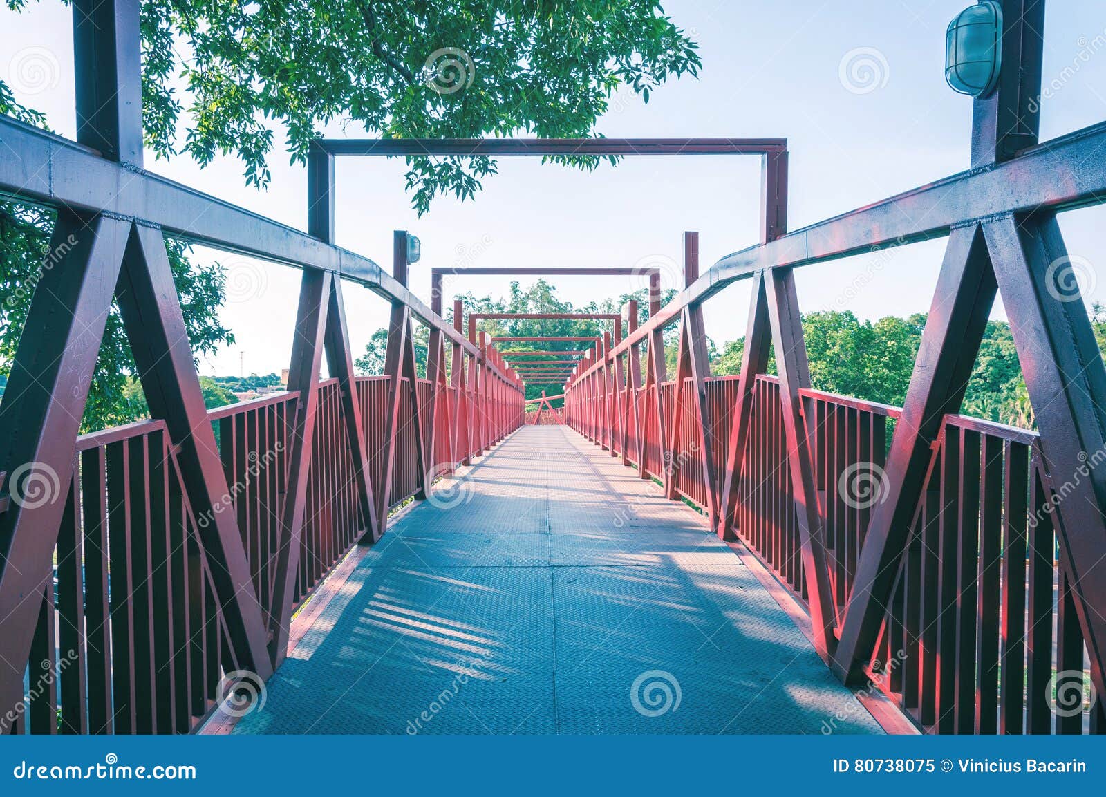 Puente Rojo Con La Estructura Del Metal Imagen de archivo - Imagen de ...