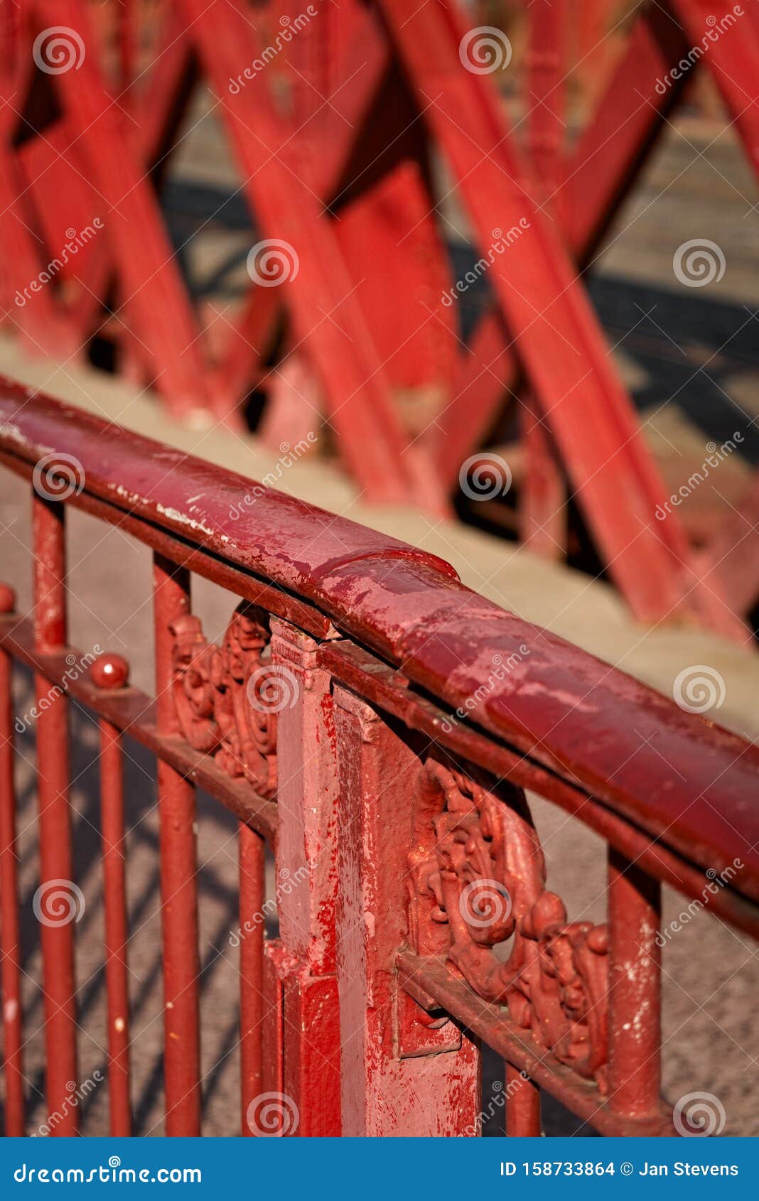 Puente Rojo Con Pasamanos Rojos Foto de archivo - Imagen de ciudad ...