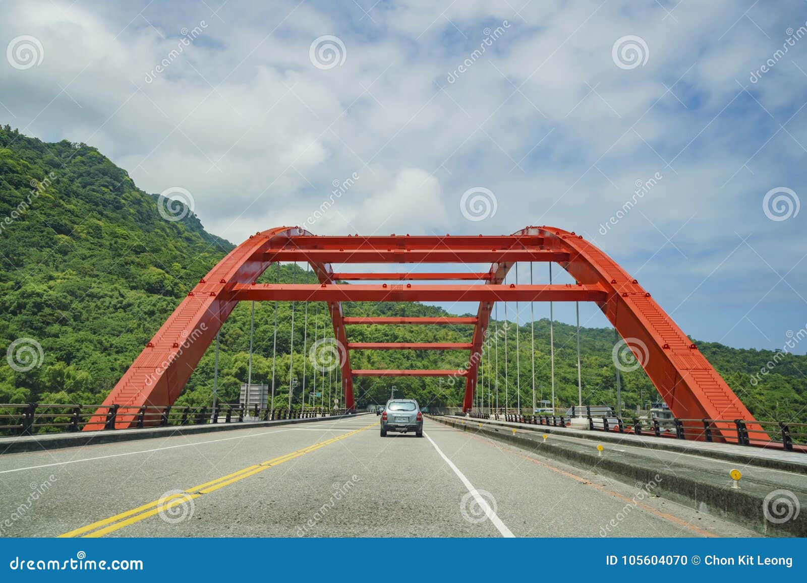 Puente rojo grande imagen editorial. Imagen de grande - 105604070