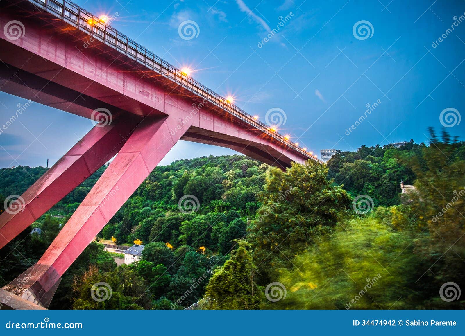 Puente rojo, Luxembopurg foto de archivo. Imagen de puente - 34474942