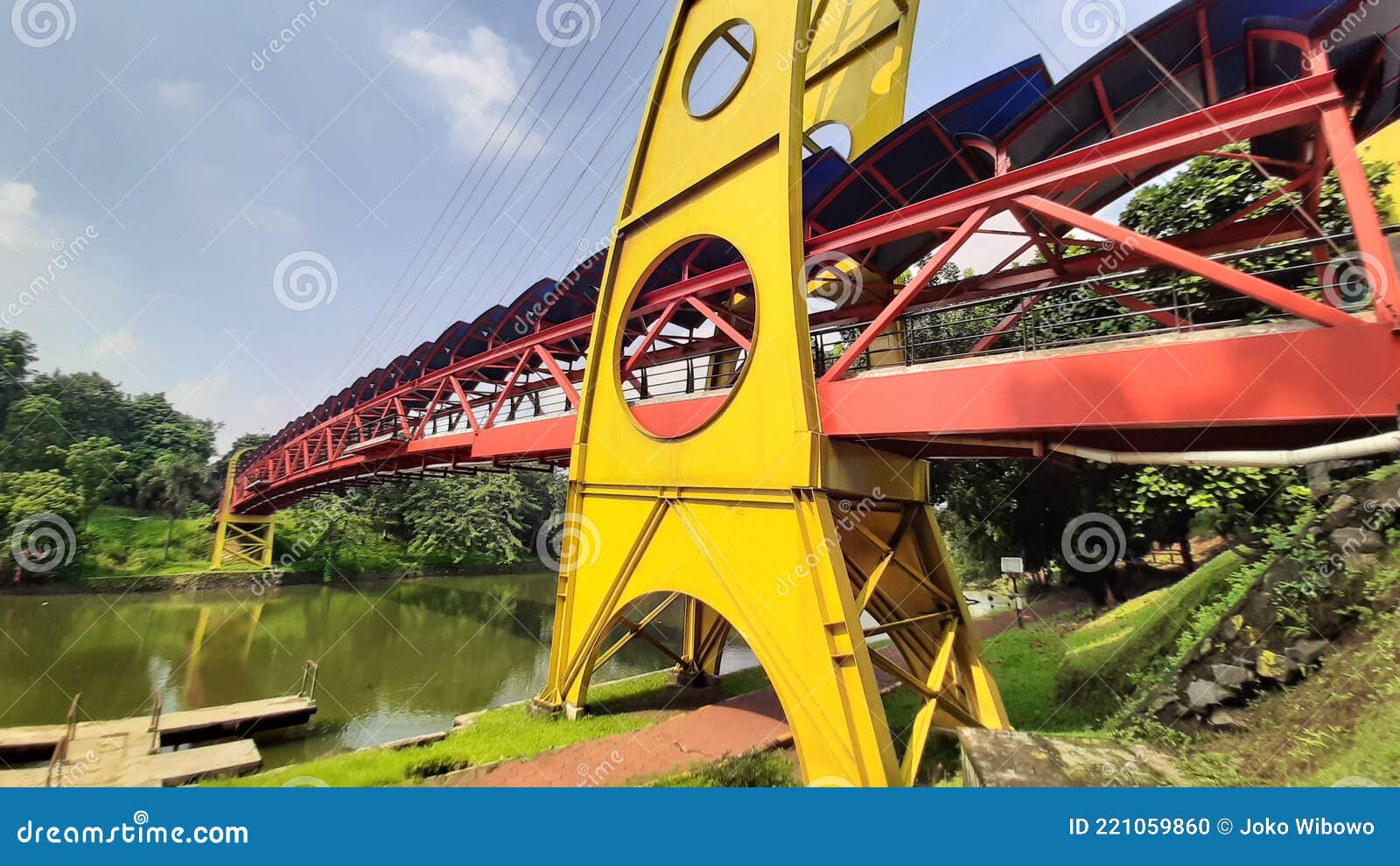 Puente rojo sobre el lago foto de archivo. Imagen de lago - 221059860
