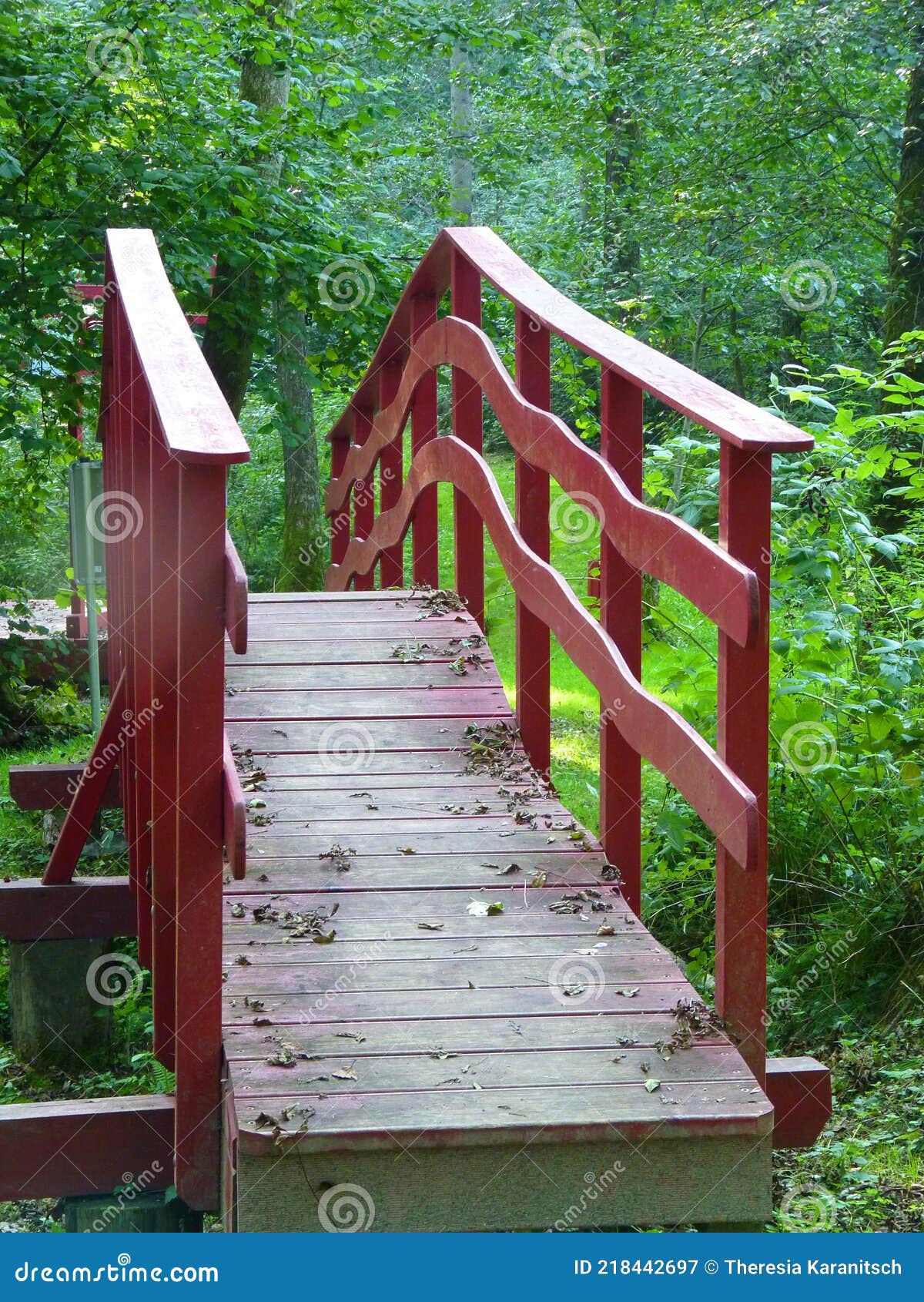 Puente rojo imagen de archivo. Imagen de pasamano, puente - 218442697