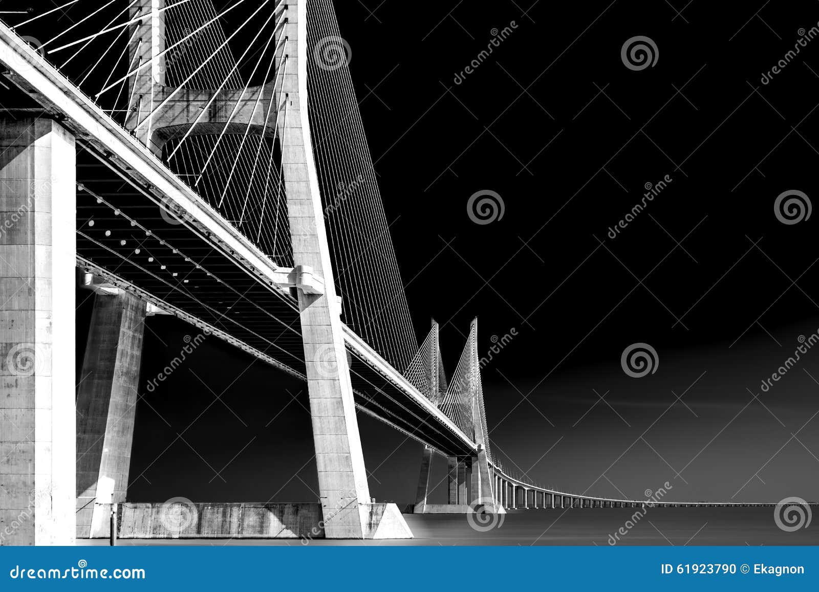 Puente Sin Fin, Blanco Y Negro Foto de archivo - Imagen de oscuridad ...