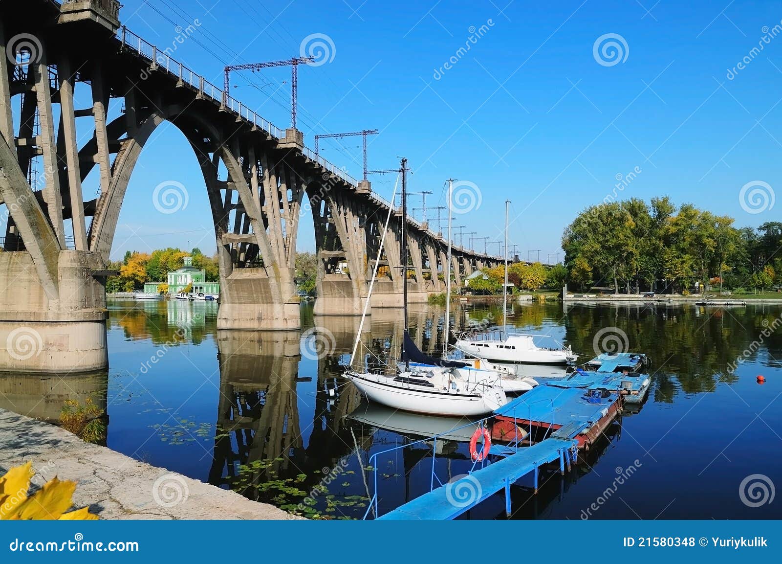 Puente sobre un río foto de archivo. Imagen de across - 21580348