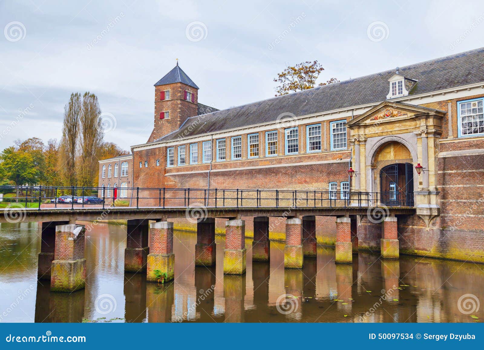 Puente Y Puerta Al Castillo De La Ciudad Breda Foto de archivo - Imagen ...