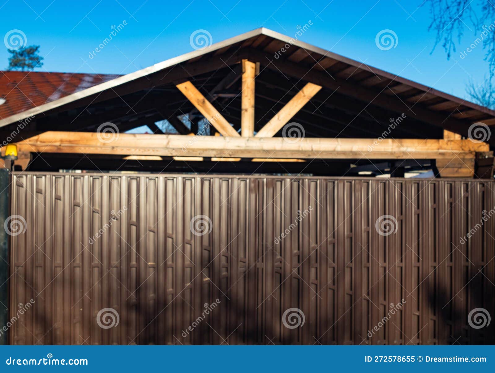 Puerta Corredera Con Techo De Madera Imagen de archivo - Imagen de ...