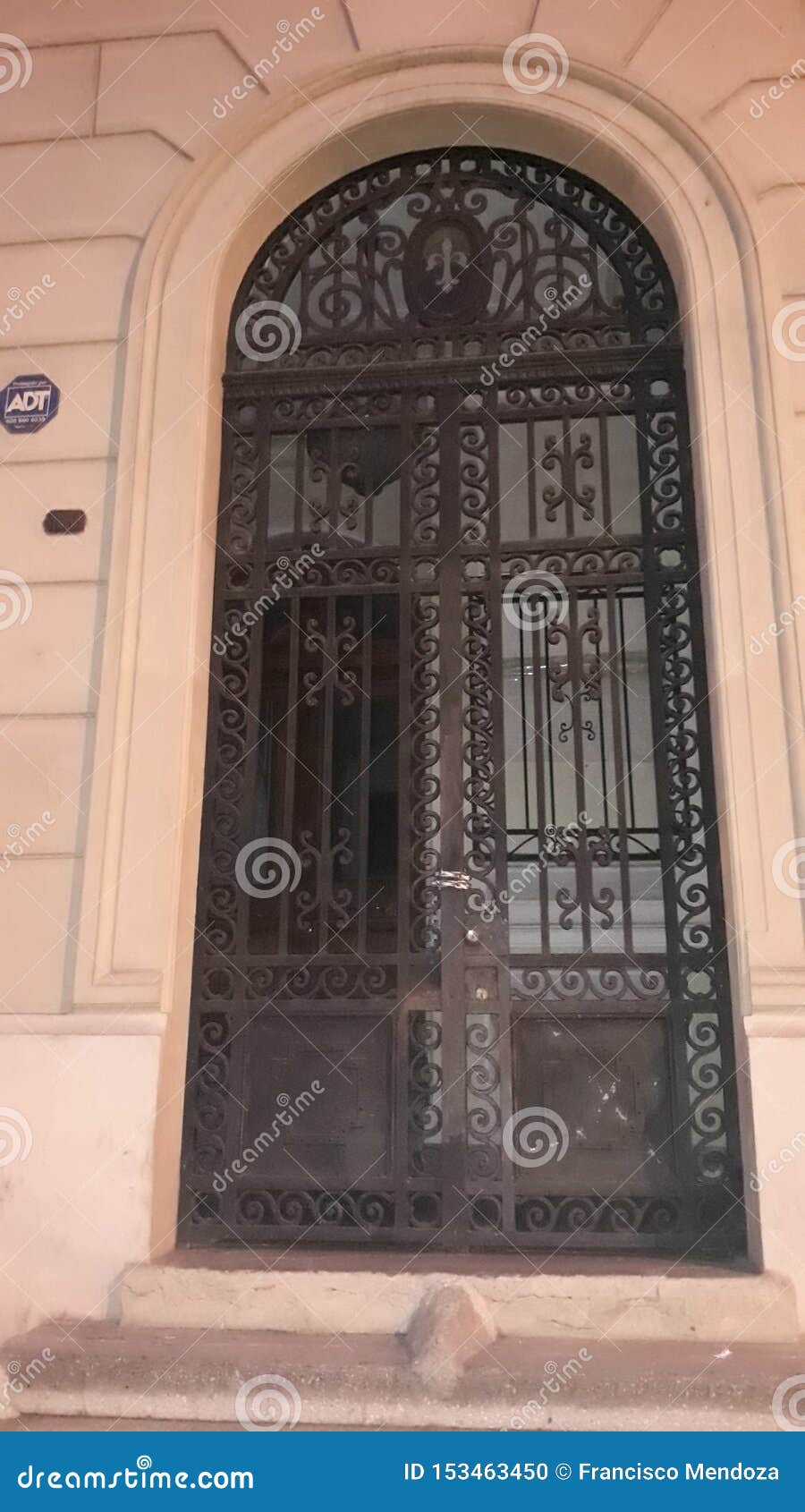 Puerta De Acero Forjada En El Edificio Foto de archivo - Imagen de ...
