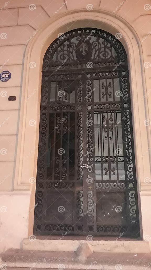 Puerta De Acero Forjada En El Edificio Foto de archivo - Imagen de ...