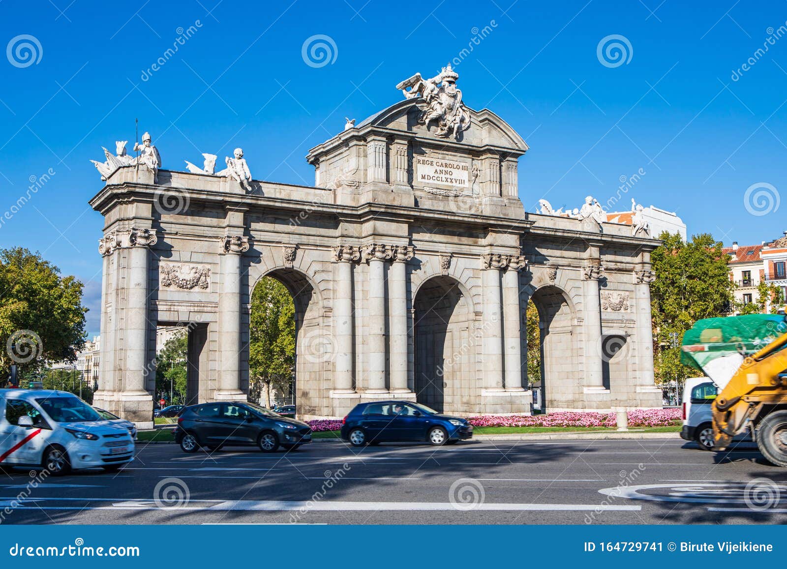 Puerta de Alcala in Madrid editorial photo. Image of building - 164729741