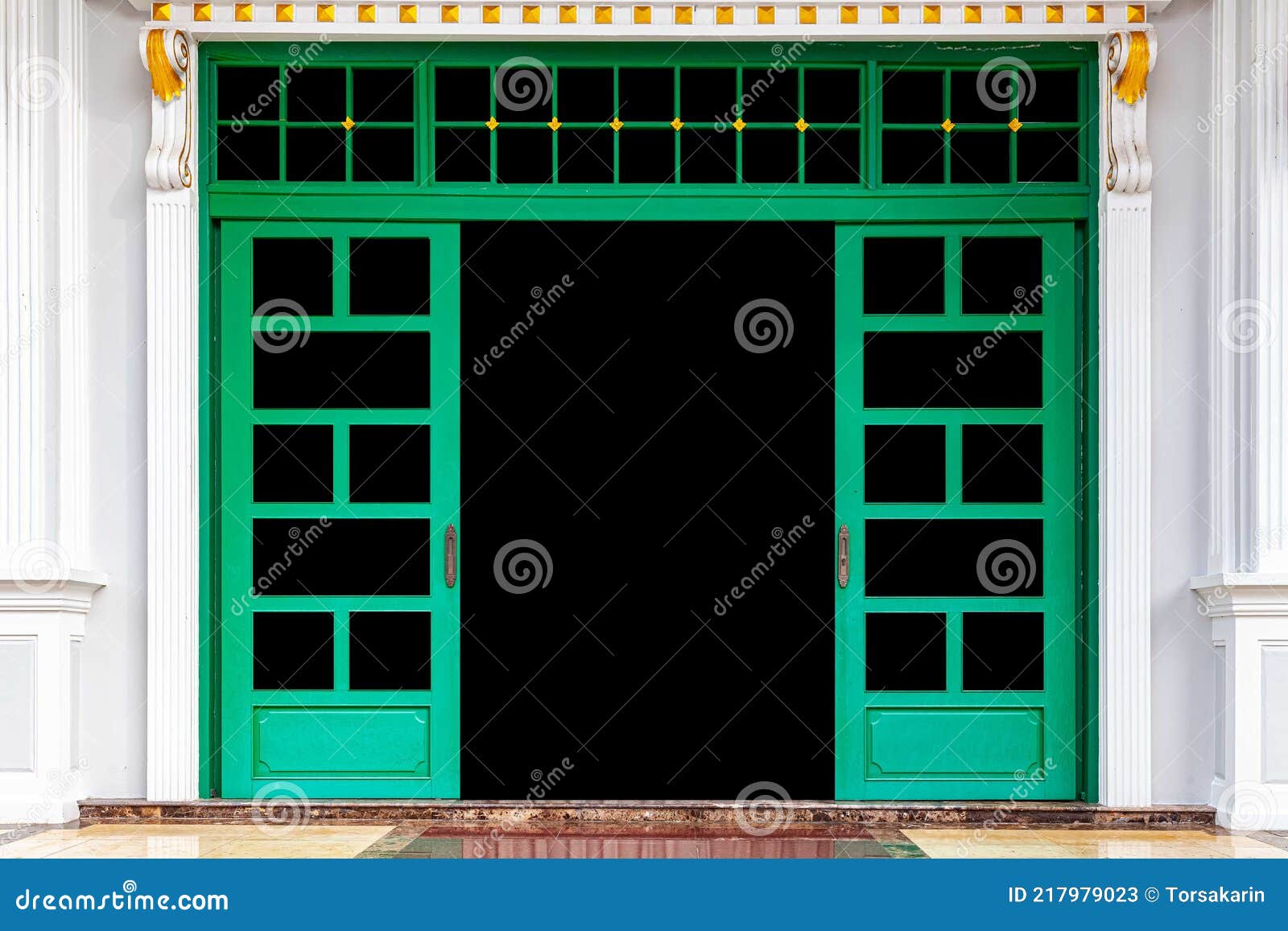 Puerta De Entrada De Madera Verde Al Edificio Imagen de archivo ...