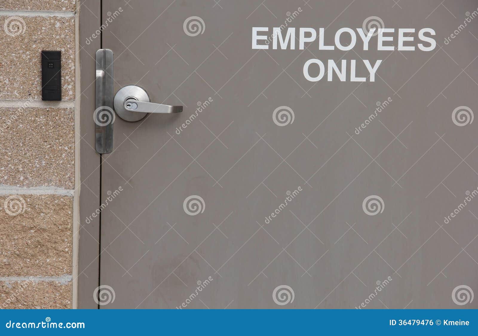 Puerta De Entrada Para Los Empleados Solamente Foto de archivo - Imagen ...