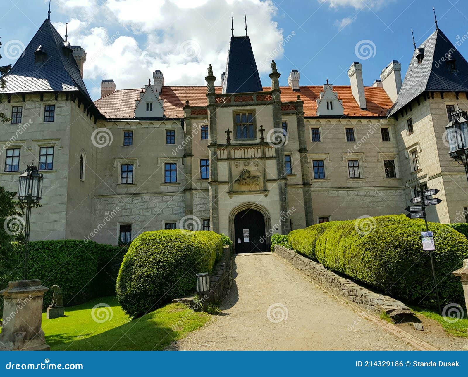 Puerta De Entrada Principal Al Castillo Foto de archivo - Imagen de ...