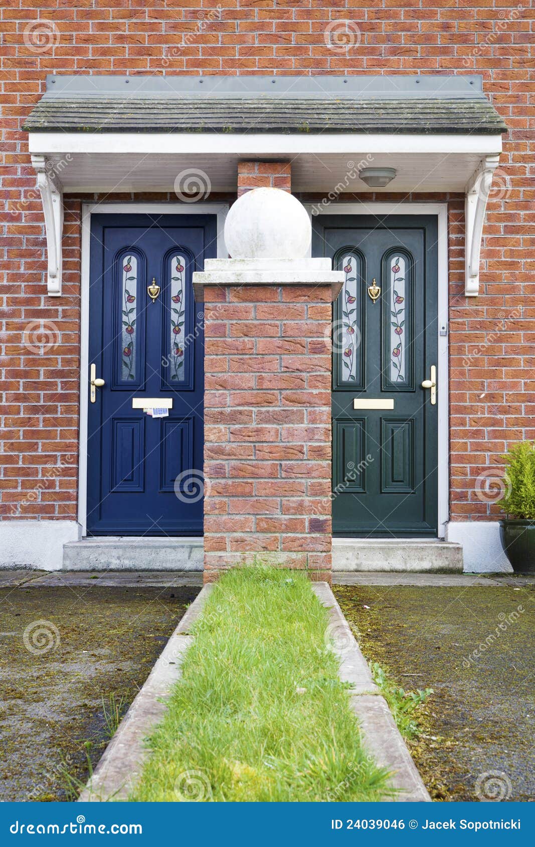 Puerta De Entrada Similar Pero Diversa Foto de archivo - Imagen de ...