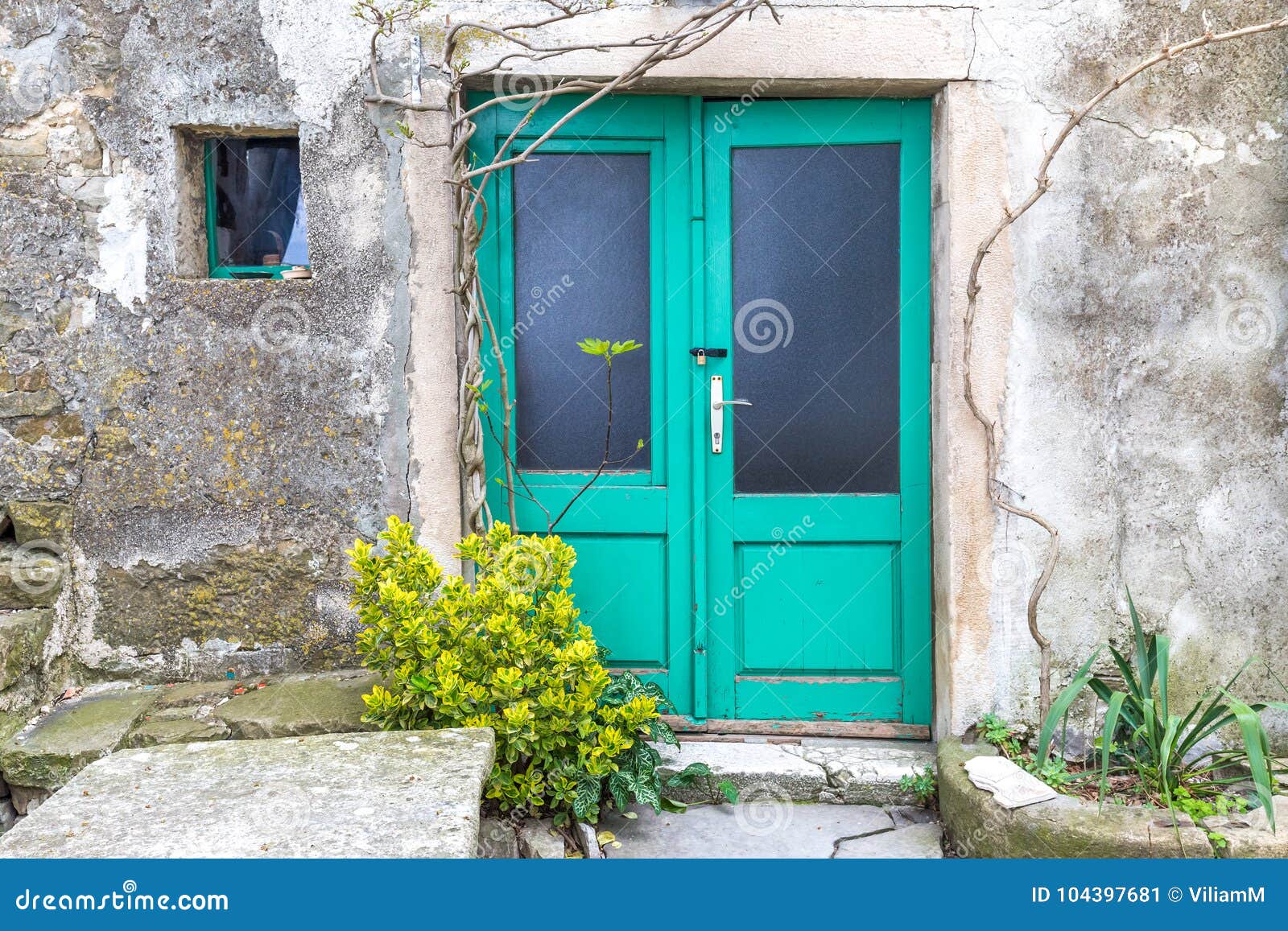 Puerta de entrada verde imagen de archivo. Imagen de retro - 104397681