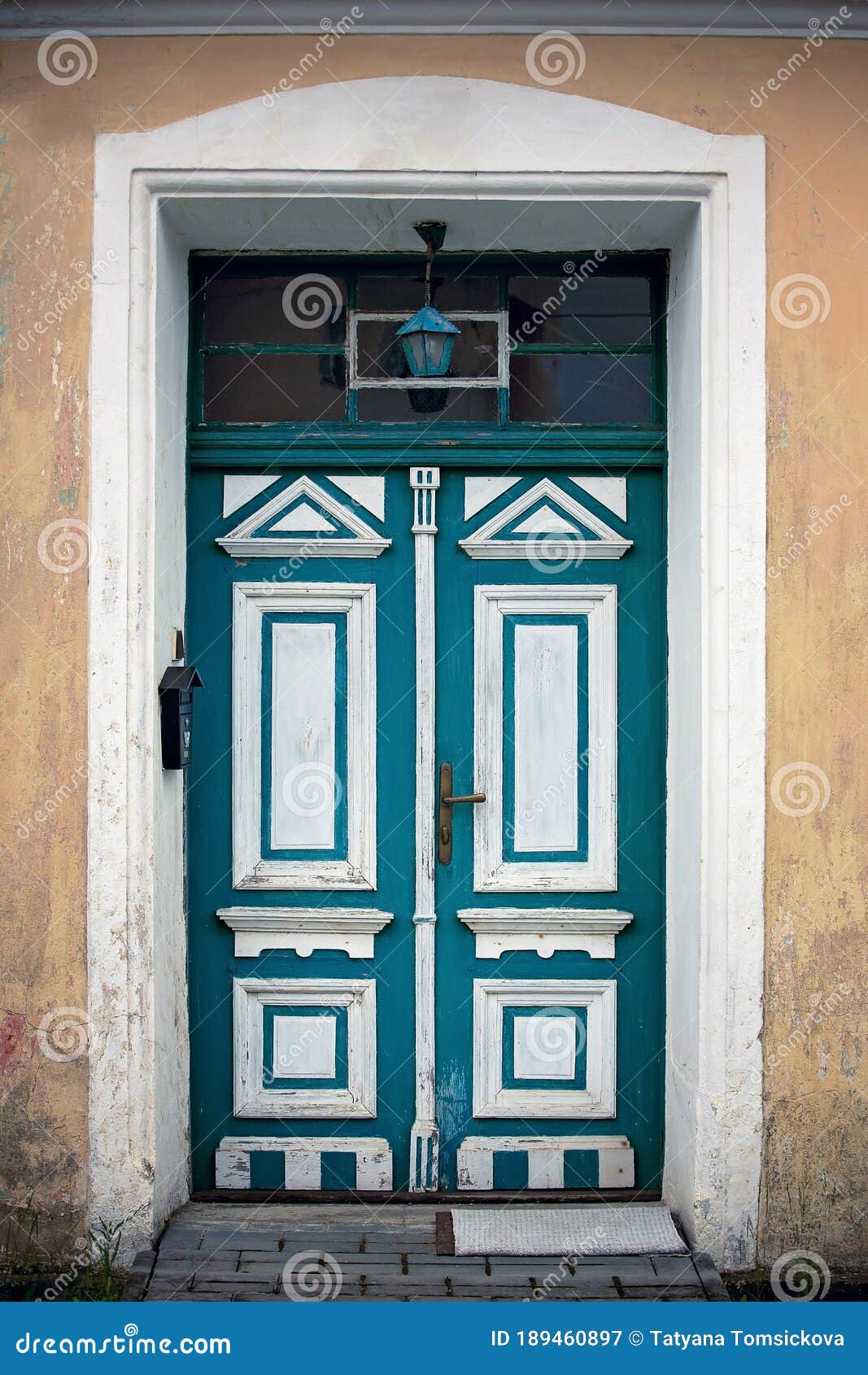 Puerta De Entrada Verde Con Elementos Blancos Imagen de archivo ...