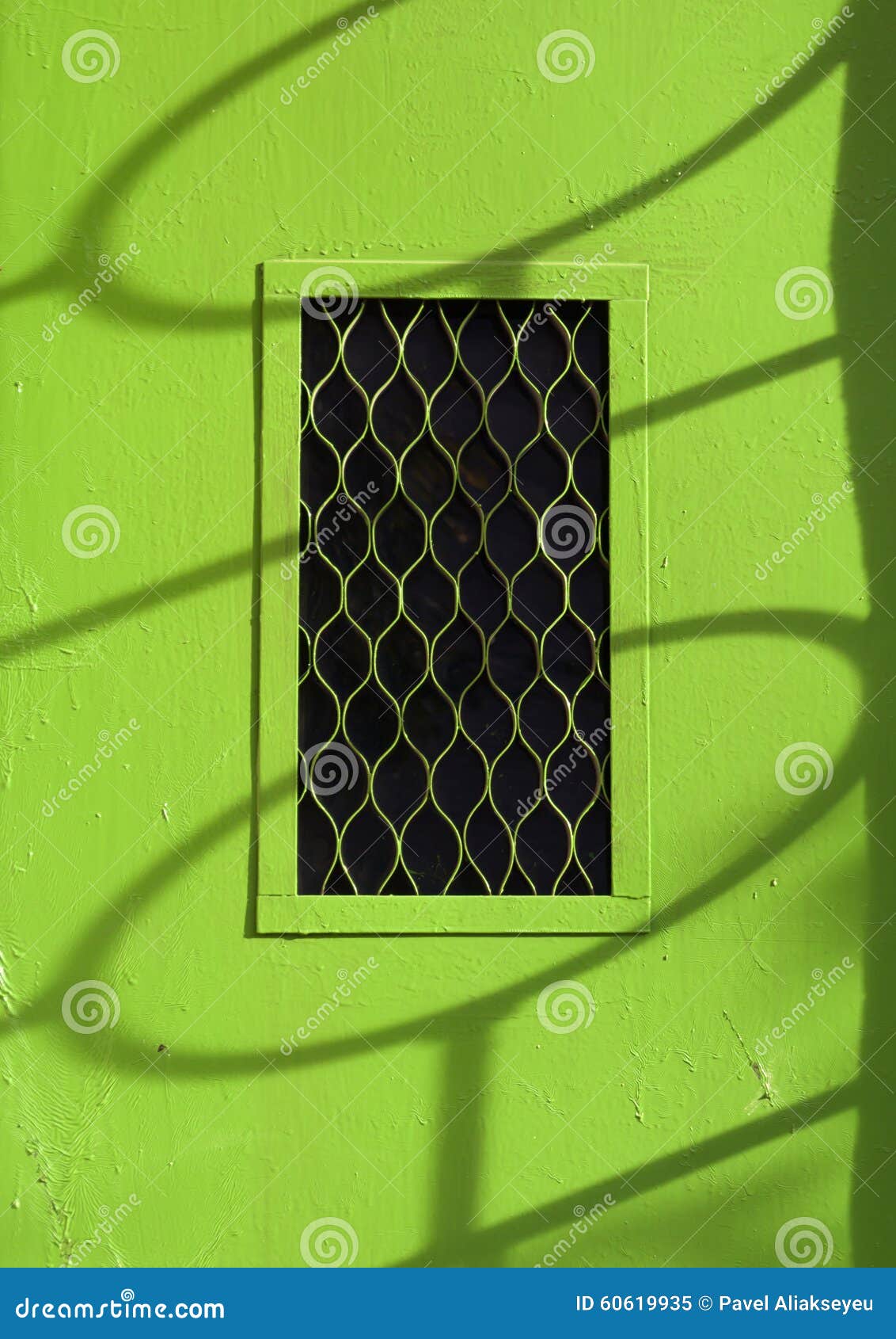 Puerta De Entrada Verde Del Metal Imagen de archivo - Imagen de cara ...