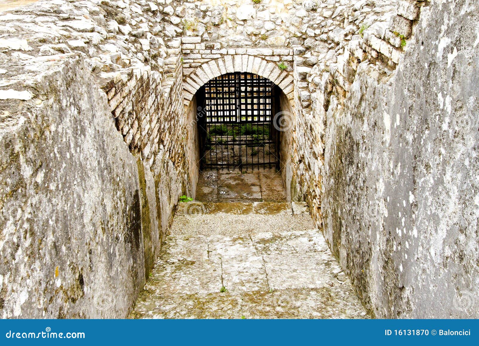 Puerta de la catacumba foto de archivo. Imagen de ruinas - 16131870 Puerta de la catacumba foto de archivo. Imagen de ruinas - 16131870