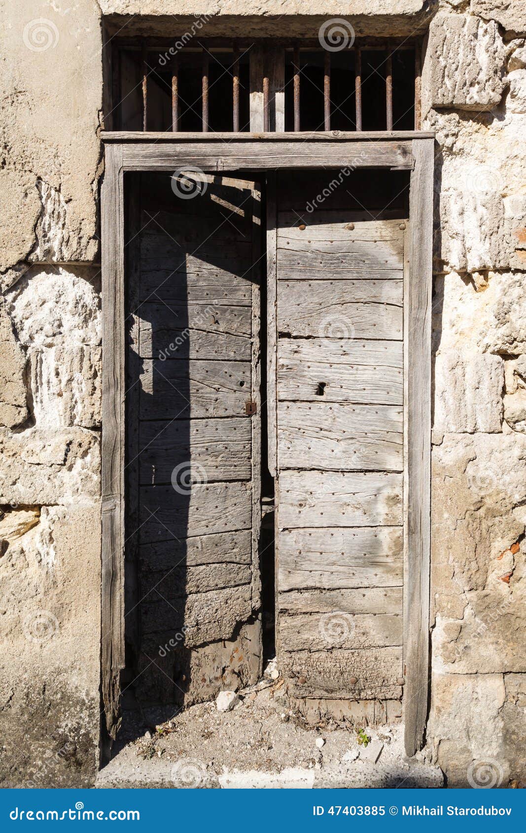 Puerta De Madera Del Viejo Verde Del Vintage Imagen De Archivo Imagen
