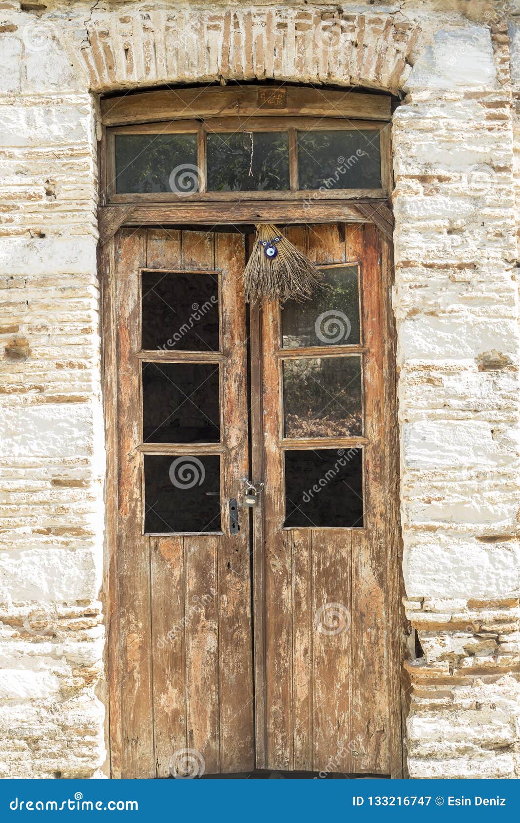 Puerta De Madera Del Viejo Vintage Cerrado Con La Puerta Imagen De