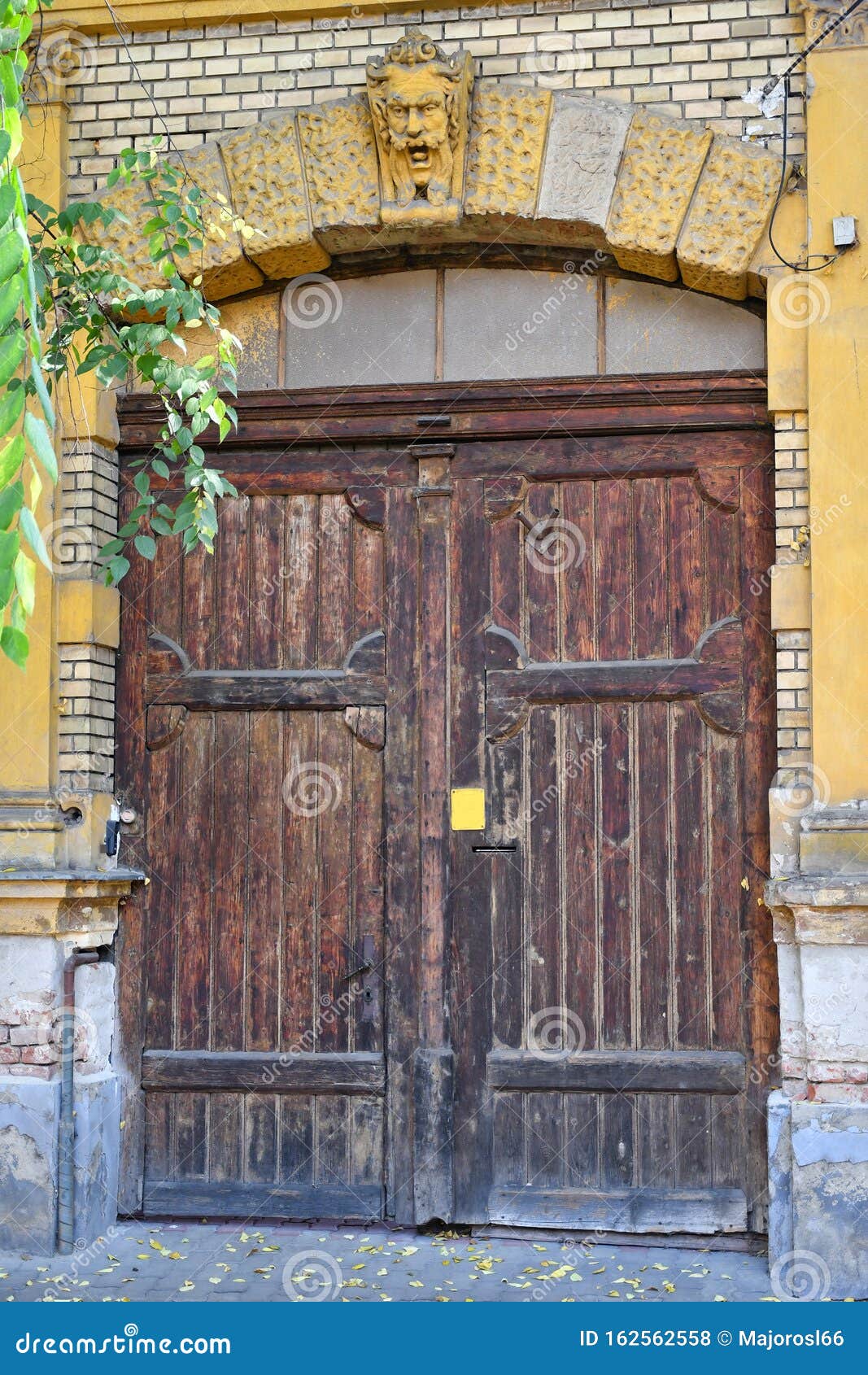 Puerta De Madera De Un Edificio Antiguo Foto De Archivo Imagen De