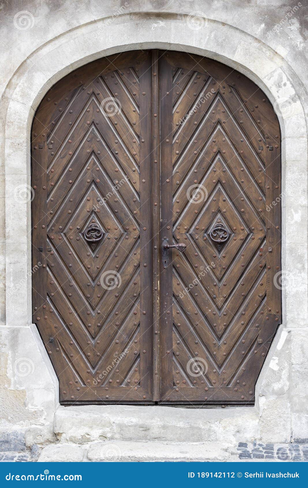 Puerta De Madera Vintage Y Confiable De Una Casa Antigua En Una Ciudad