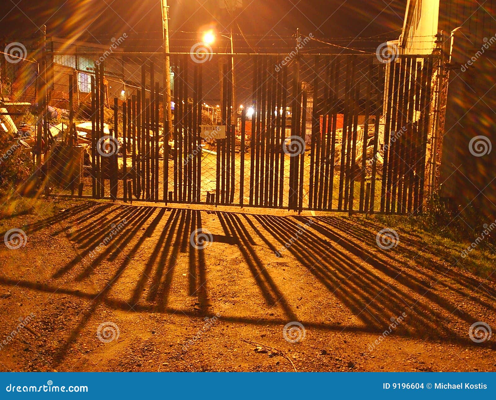 Puerta de Nightin foto de archivo. Imagen de noche, sombra - 9196604