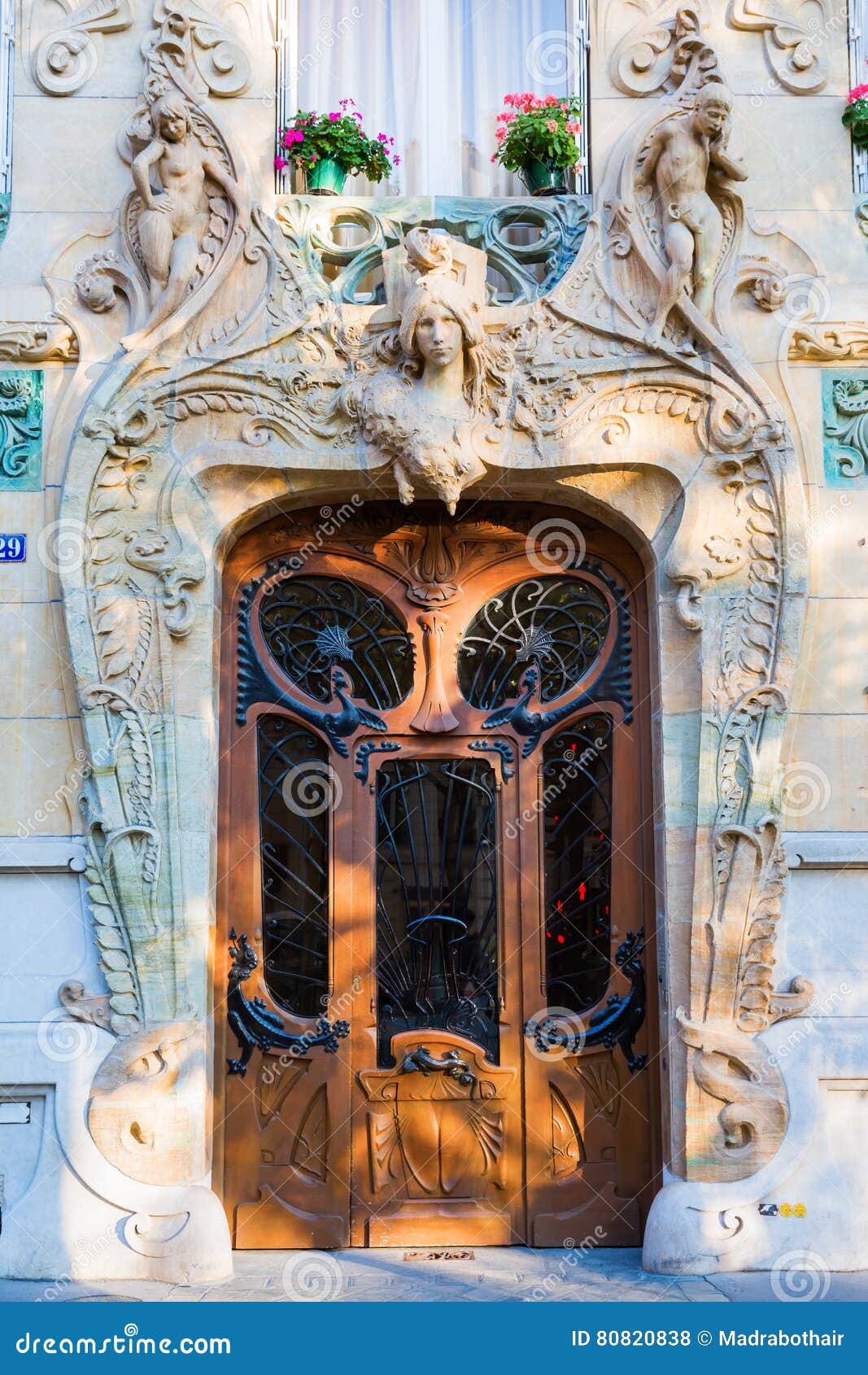 Puerta De Un Edificio De Art Nouveau En París Foto de archivo editorial ...