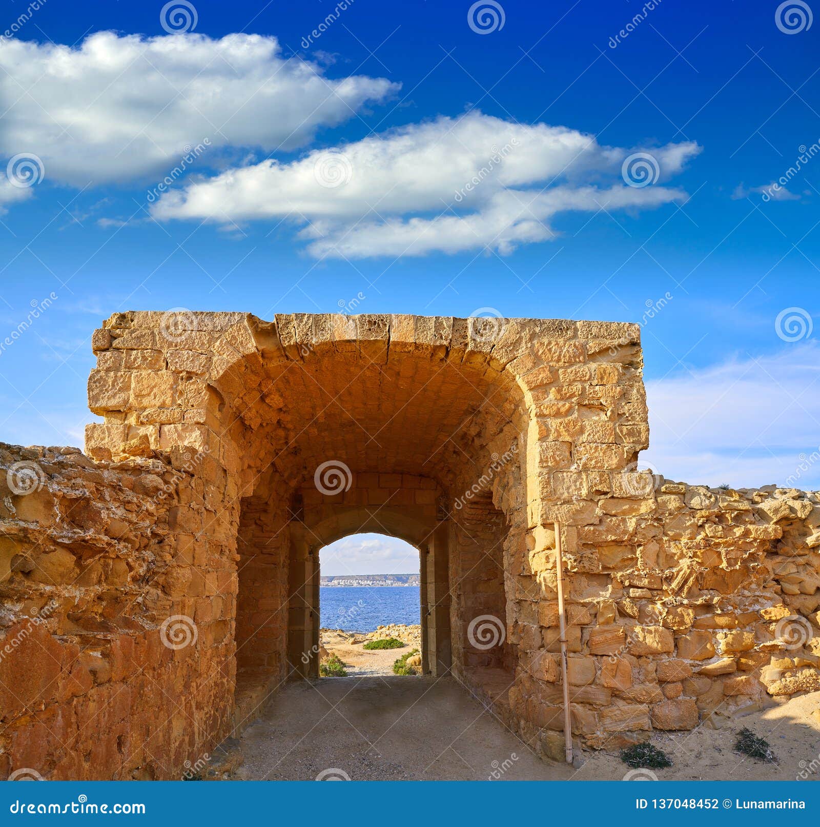 Puerta Del Arco De La Fortaleza En La Isla De Nova Tabarca Foto de ...