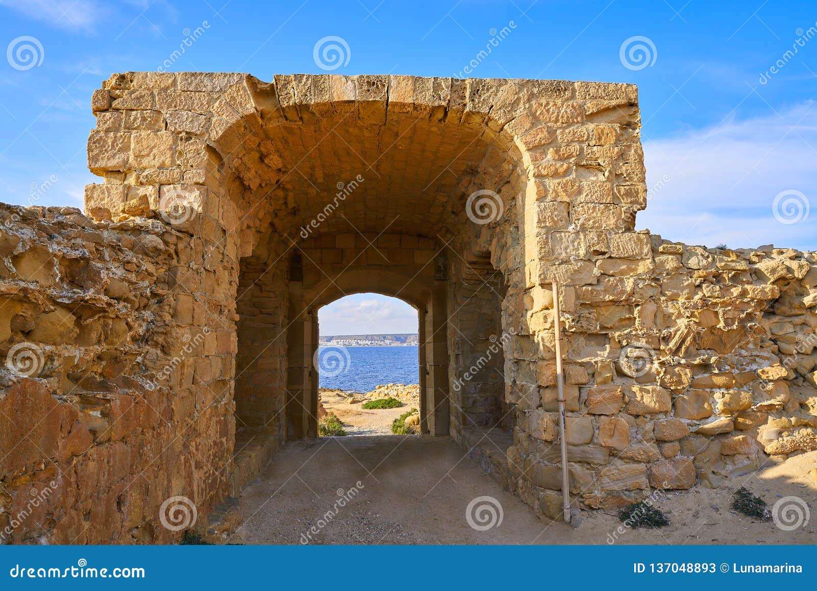 Puerta Del Arco De La Fortaleza En La Isla De Nova Tabarca Imagen de ...