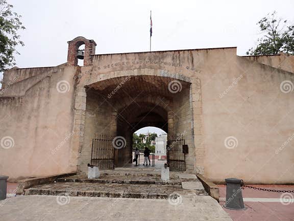 Puerta del conde редакционное фото. изображение насчитывающей памятник ...