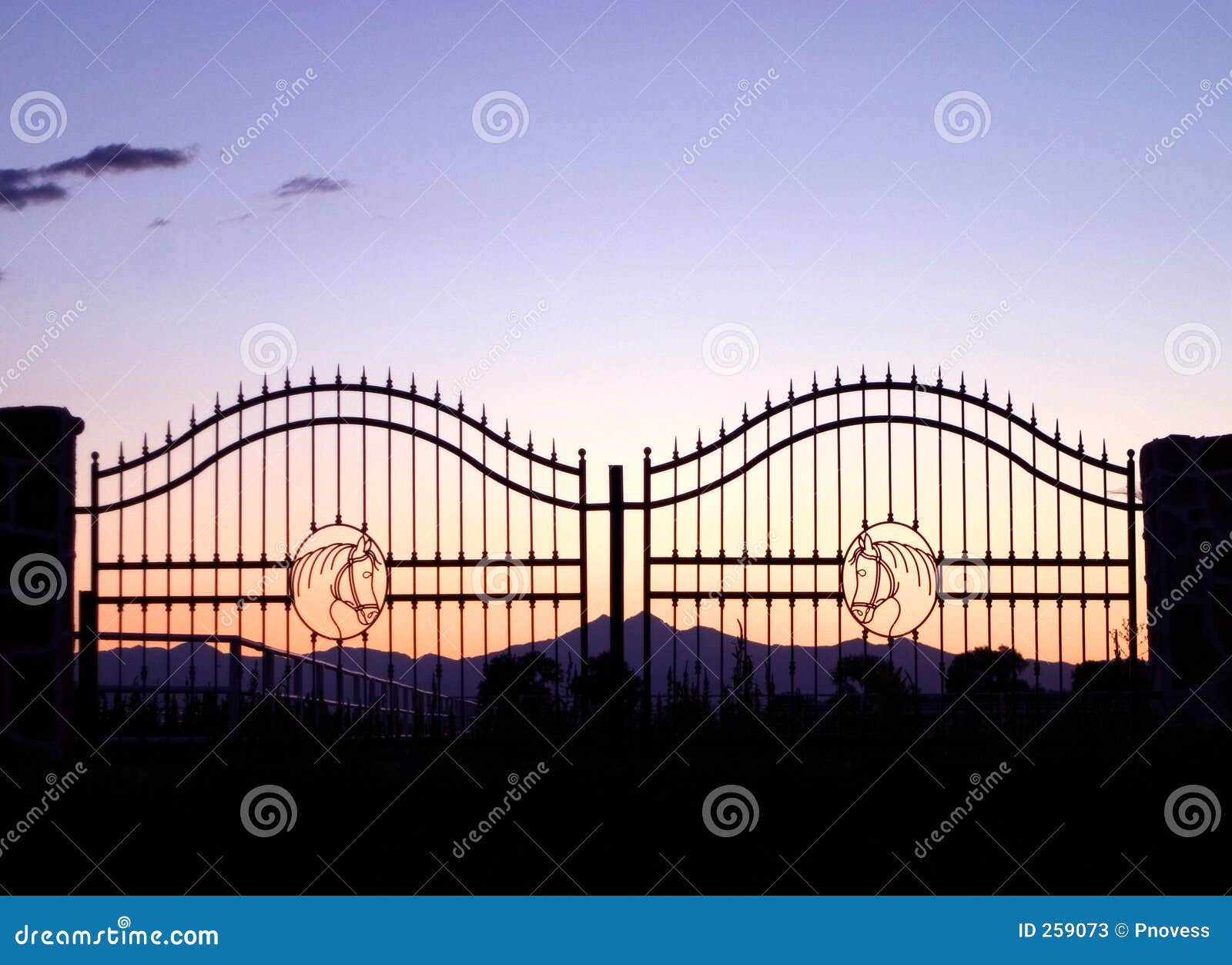 Puerta Del Rancho Del Caballo Imagen de archivo - Imagen de hierro ...