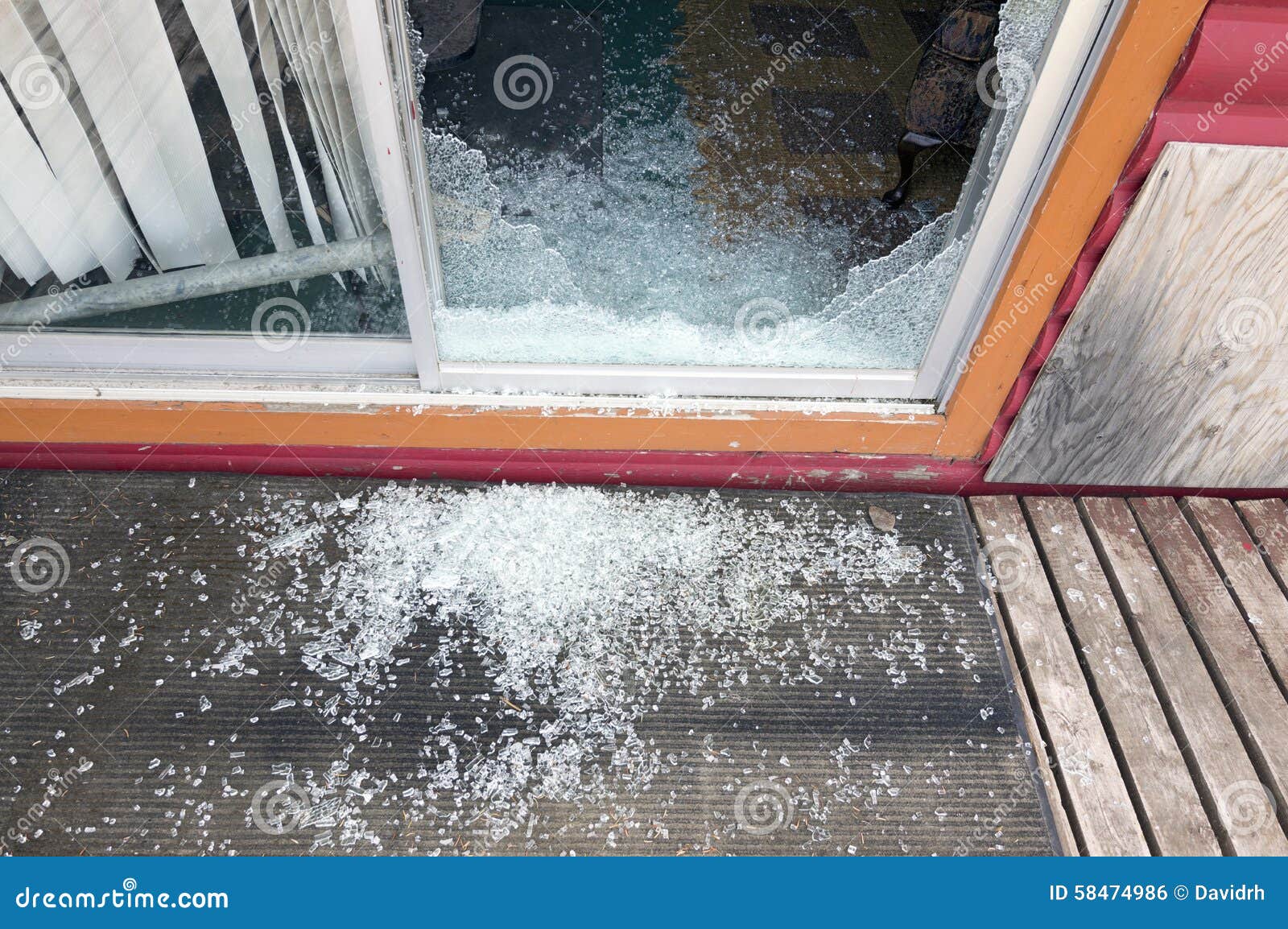 Puerta Deslizante De Cristal Rota Foto de archivo - Imagen de ...
