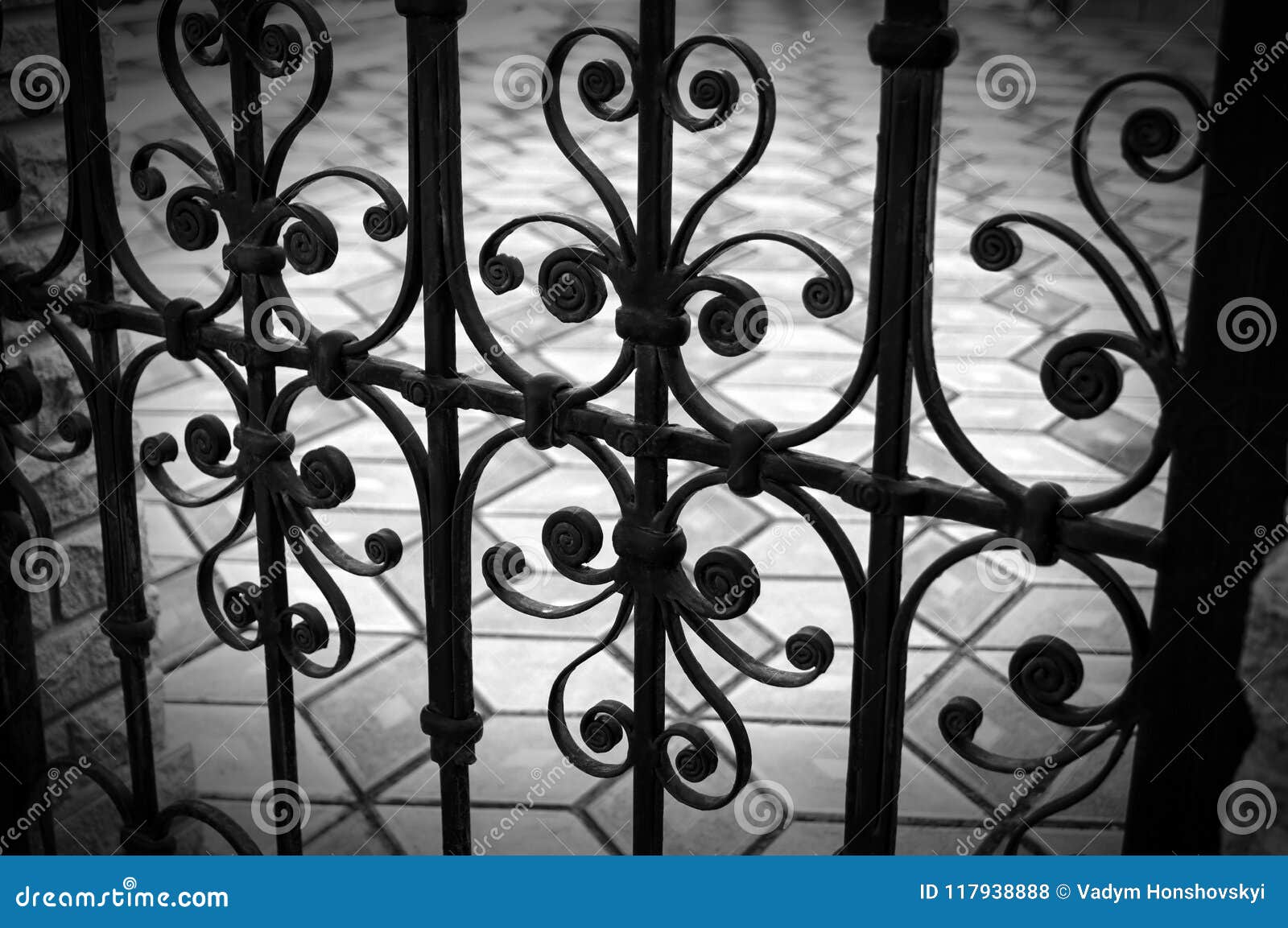 Puerta Forjada Del Metal De Una Casa Privada Foto de archivo - Imagen ...
