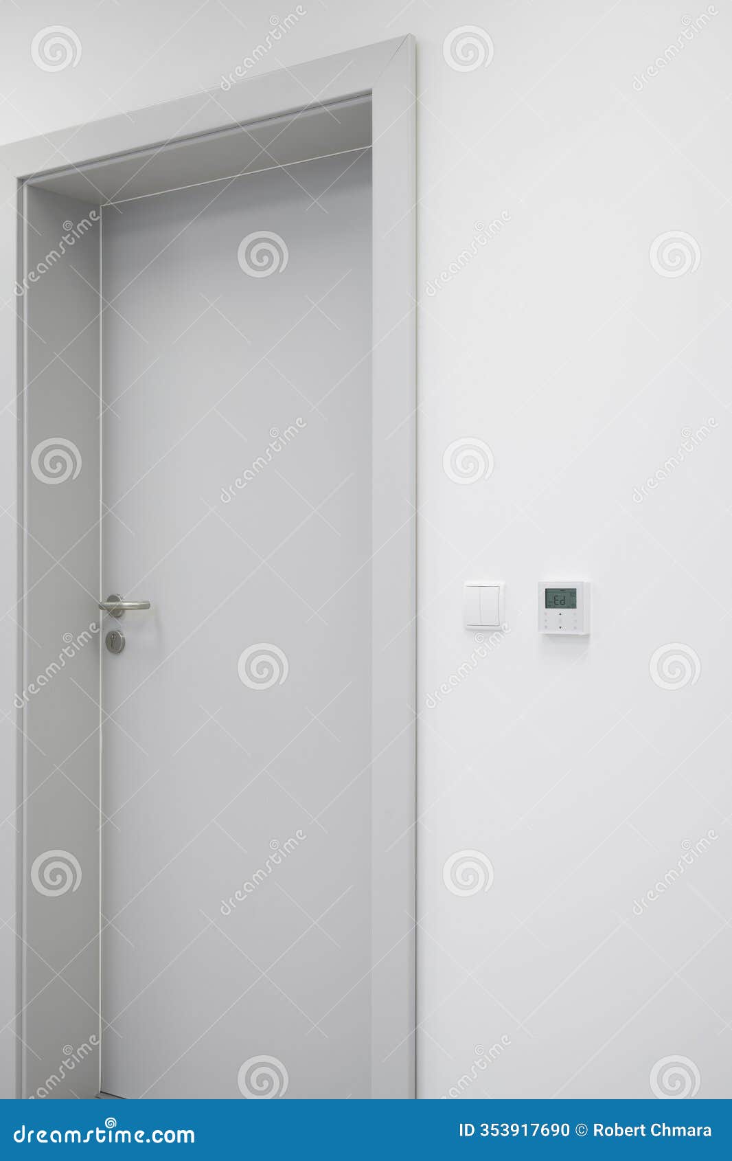 Puerta Gris Moderna Con Panel De Control E Interruptor De Luz Foto de ...