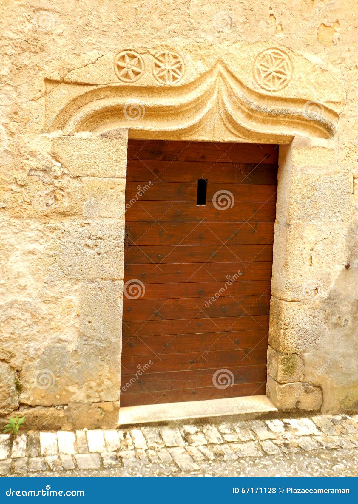 Puerta Medieval Con El Dintel De Piedra Tallado Foto de archivo ...