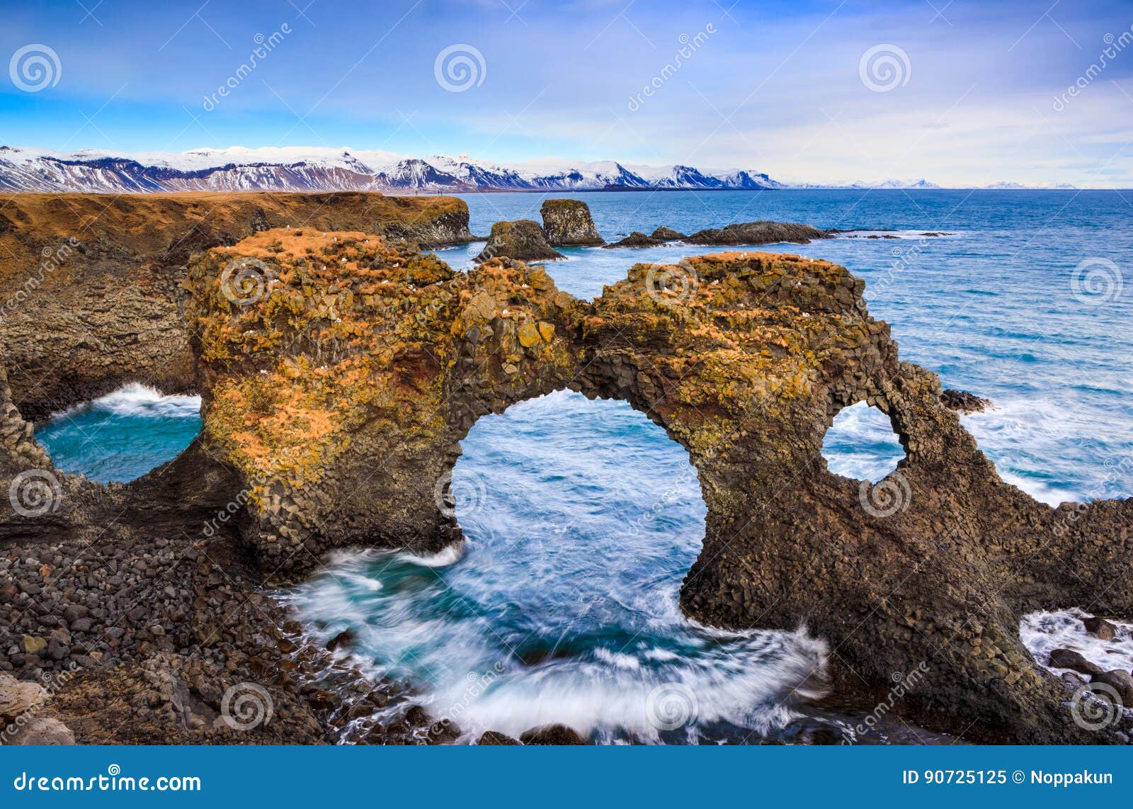 Puerta Natural De La Roca En Arnarstapi, Islandia Imagen de archivo ...